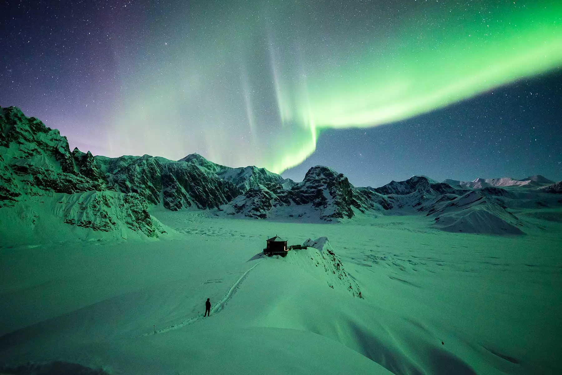 Cahaya Utara di luar Sheldon Chalet, Taman Negara Denali, Alaska