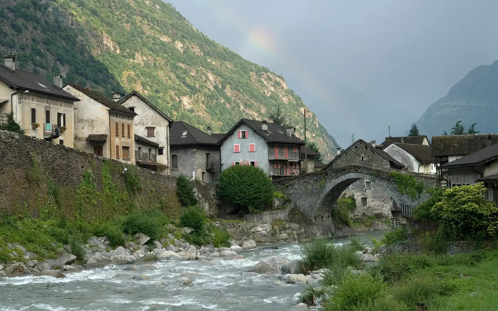 Bierg Stad um Floss zu Giornico, Schwäiz