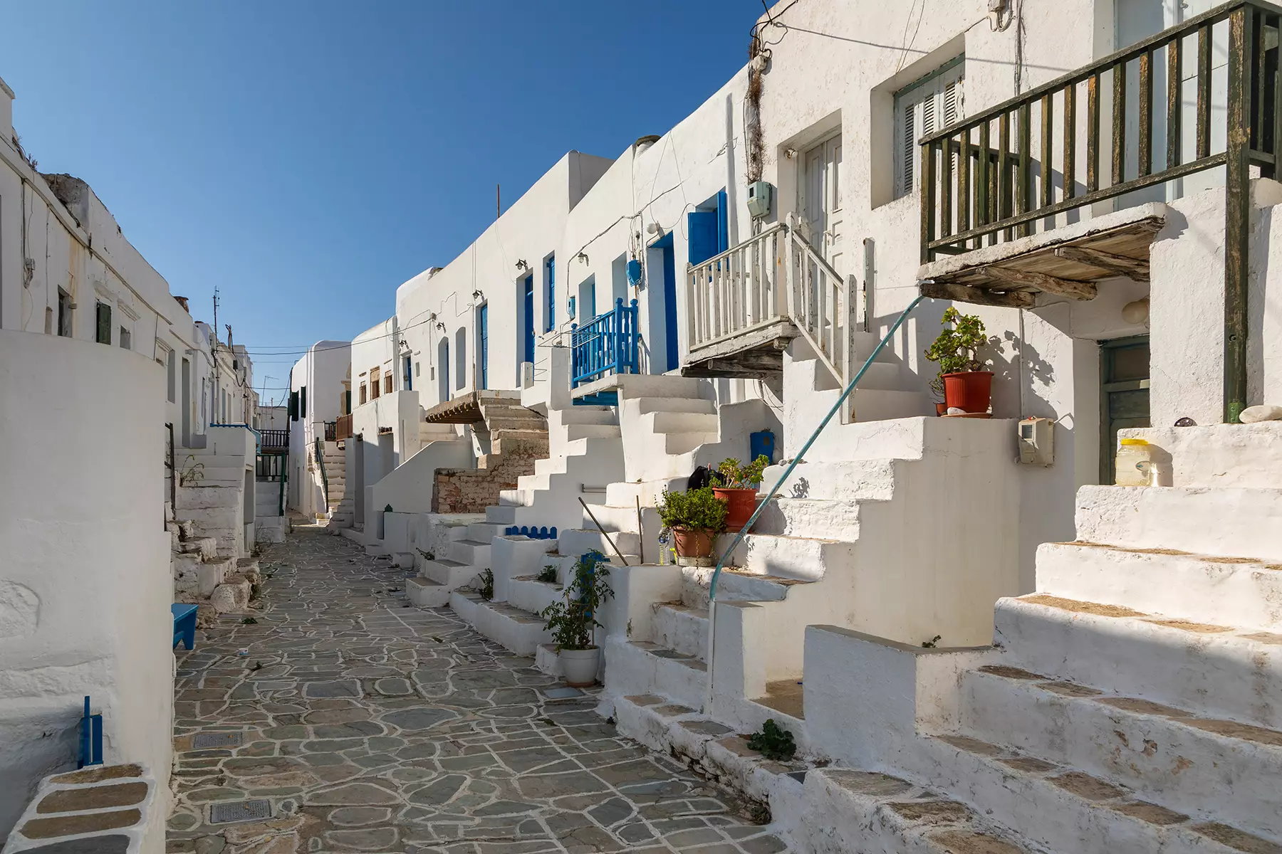 Okporo ụzọ dị warara dị n'akụkụ Chora, obodo ochie. Folegandros, Greece.