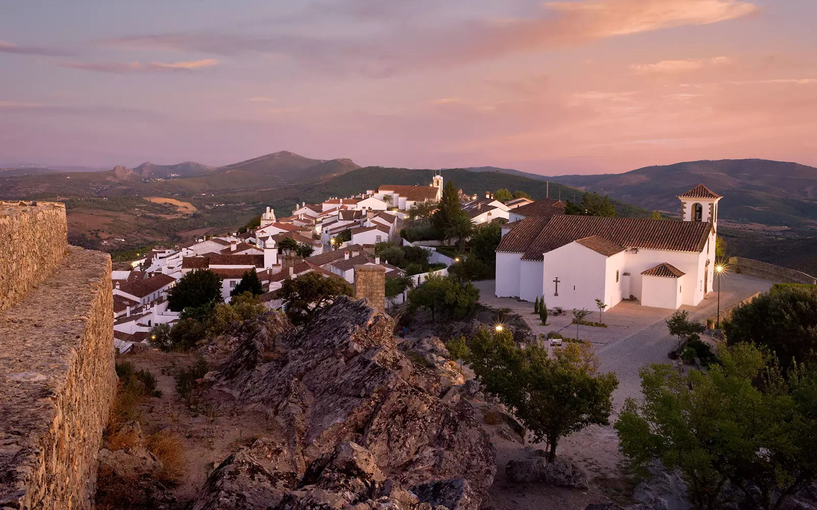 Nhìn từ lâu đài của ngôi làng trên đỉnh đồi Marvão, Marvão, Alentejo, Bồ Đào Nha