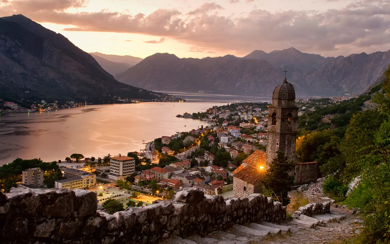 nhìn ra bến cảng và núi Kotor, Montenegro