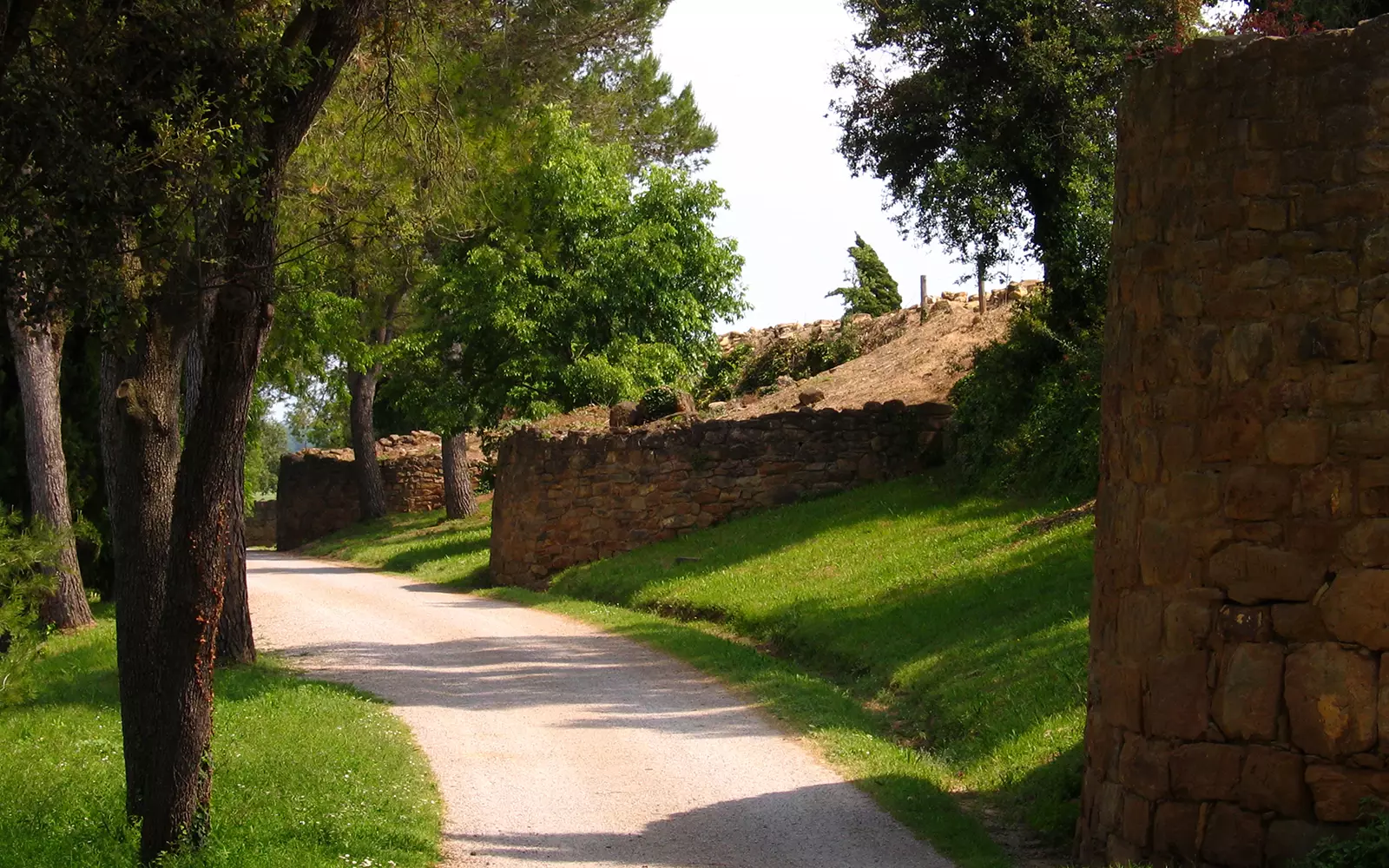 Land Strooss an al Ruine zu Ullastret, Spuenien