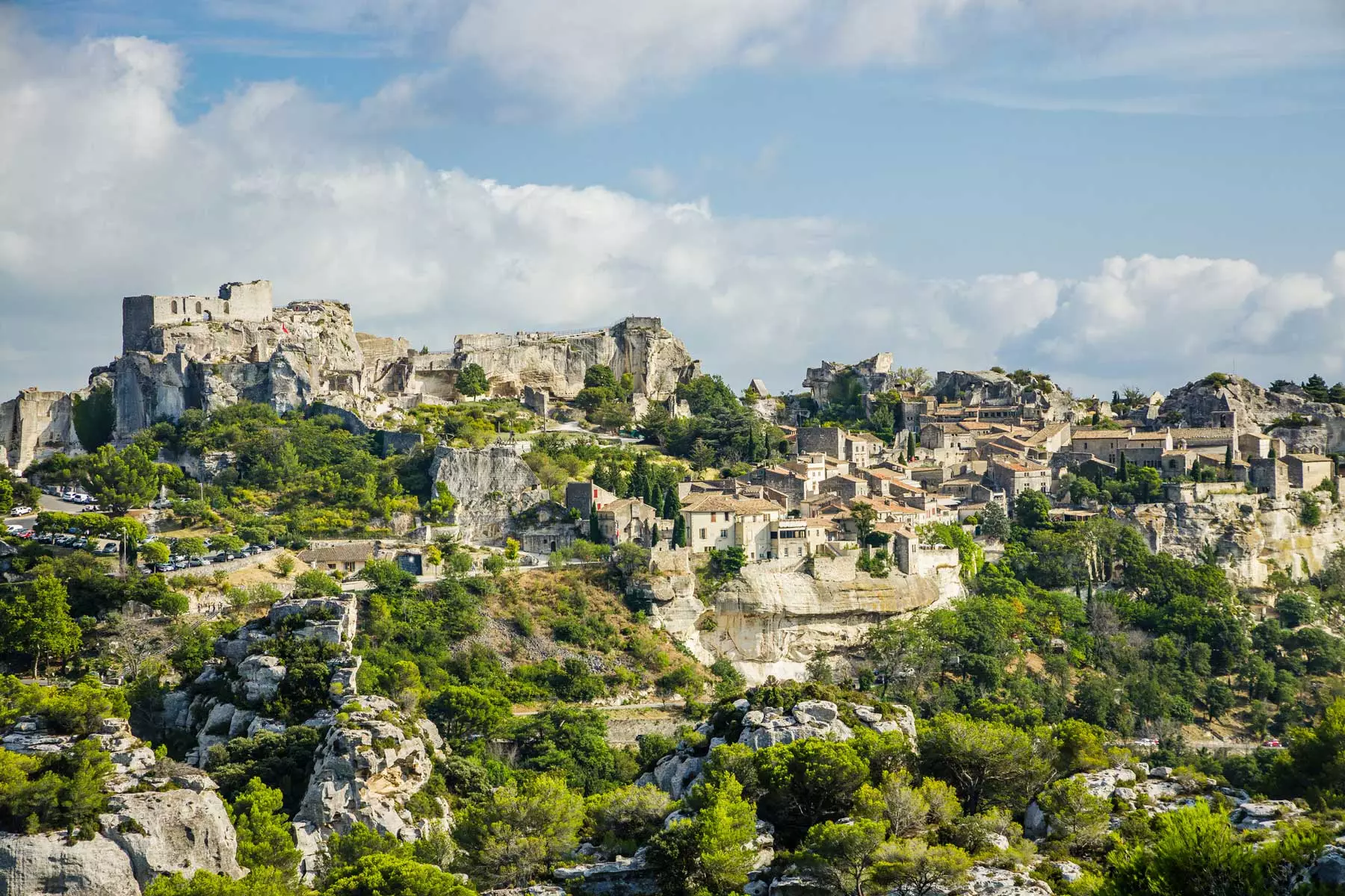 Les Baux de Provence, một ngôi làng thời trung cổ cổ kính nép mình trên một ngọn đồi ở Provence, Pháp