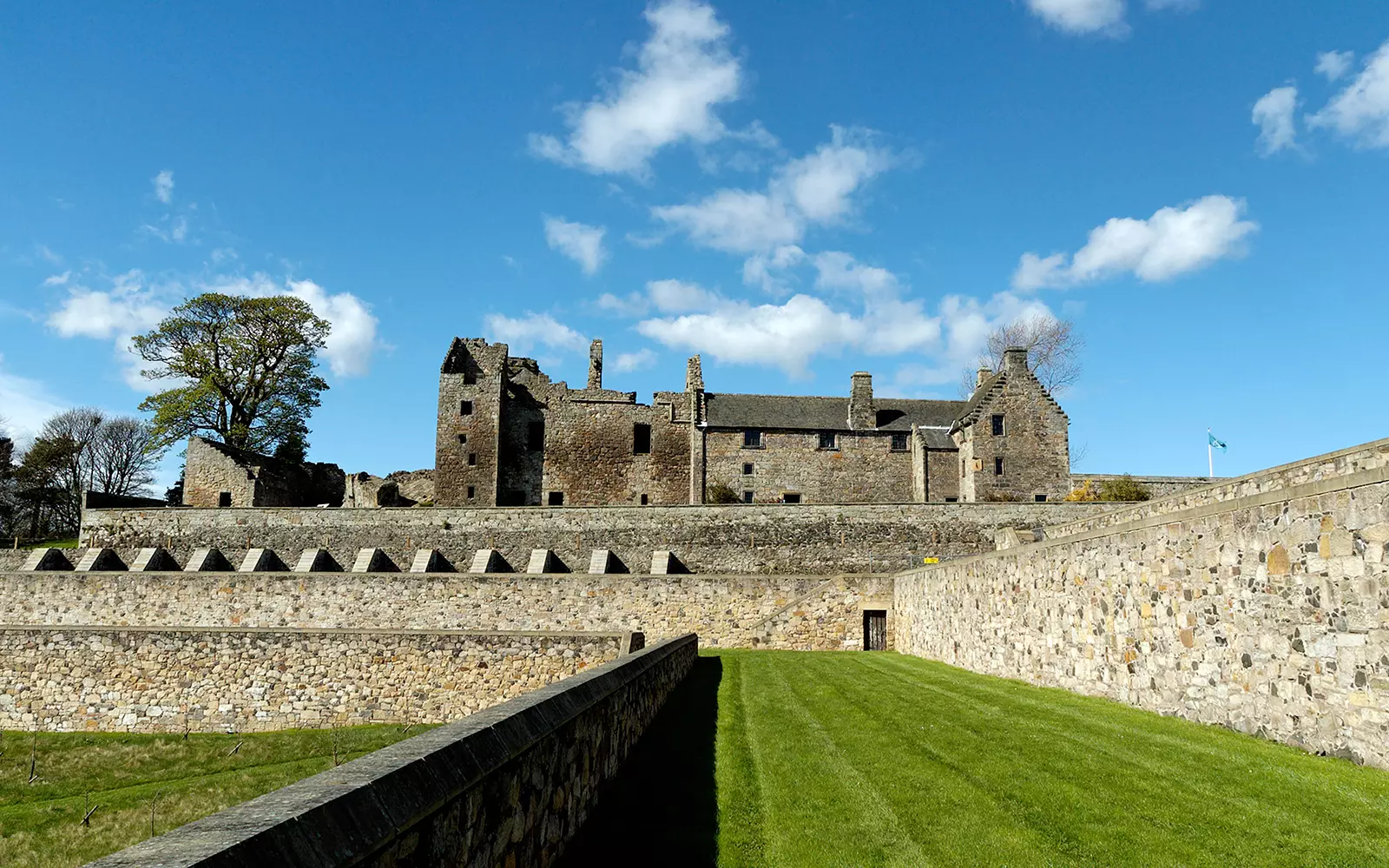 Castles a cikin Aberdour, Scotland