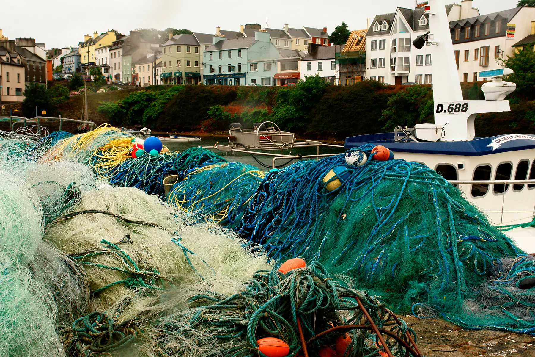 E Bright Tangle vu Fëschnetzer a Jongen a Seeler, B a B's a Pubs laanscht den Hafen, Roundstone Irland