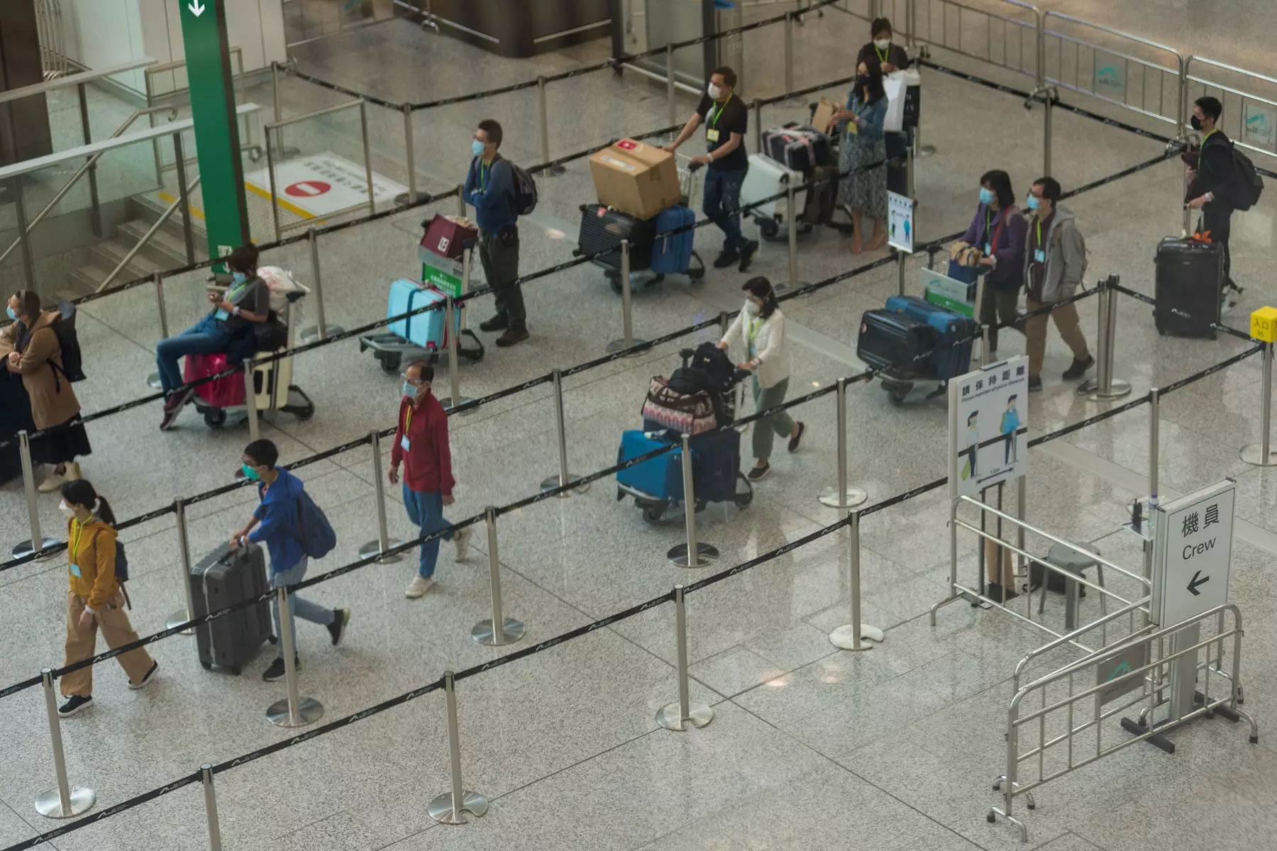 Potniki na mednarodnem letališču Hong Kong