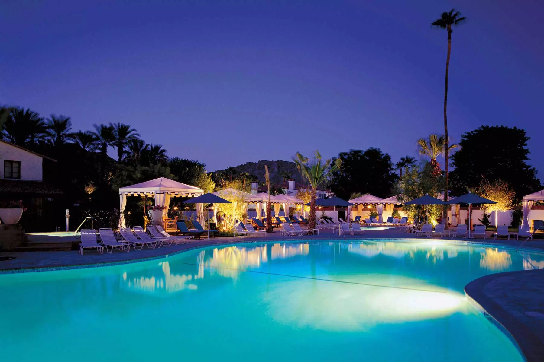 Baseins naktī La Quinta Resort & Club Palmspringsā, Kalifornijā