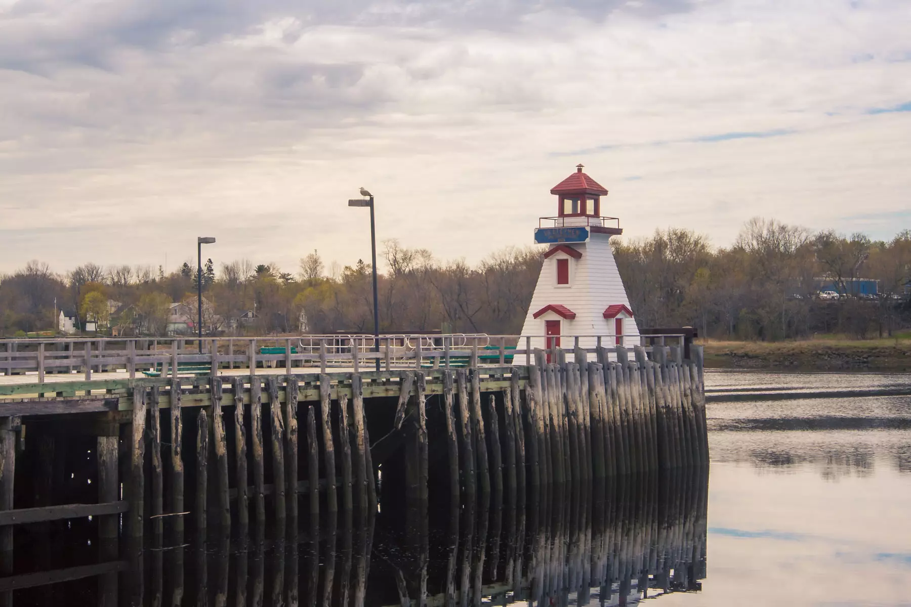 Faro su un molo nel New Brunswick