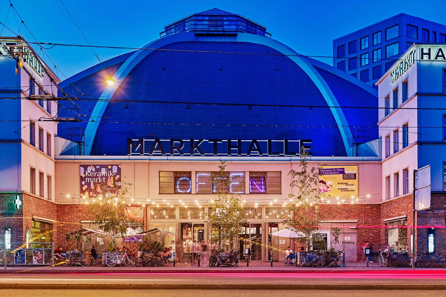 ด้านนอกของ Markthalle ใน Basel สว่างไสวในเวลากลางคืน