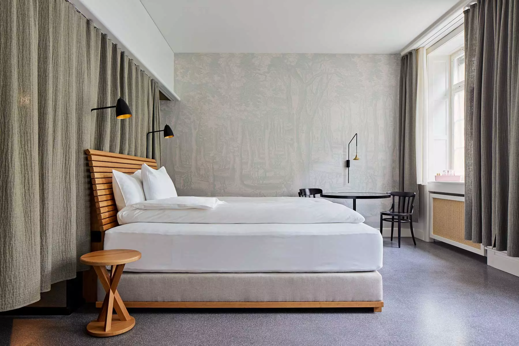 Isang grey-and-wood na guest room sa isang hotel sa Switzerland