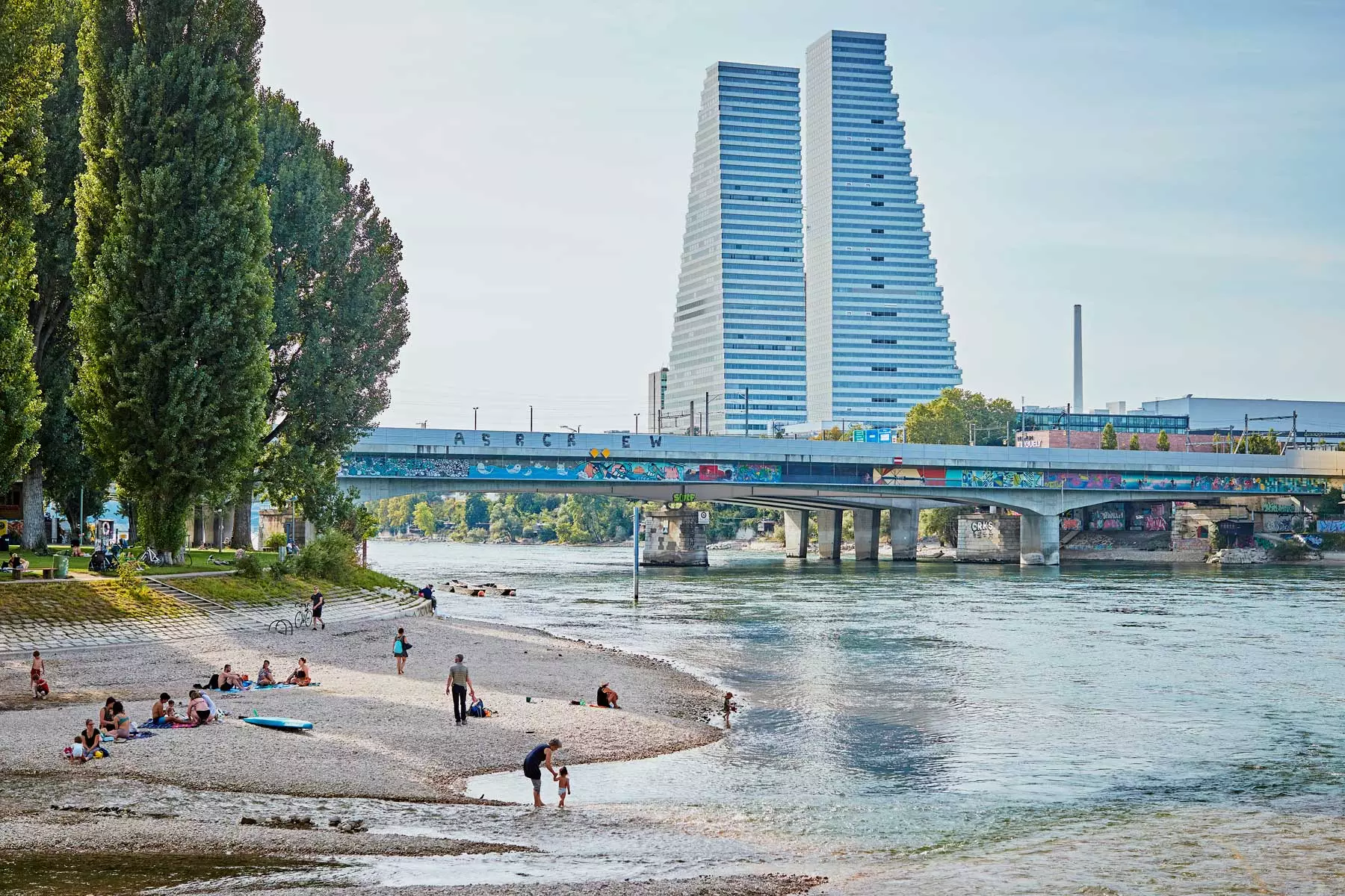 Pemandangan dua gedung tertinggi Swiss dari pantai di tepi Sungai Rhine di Basel