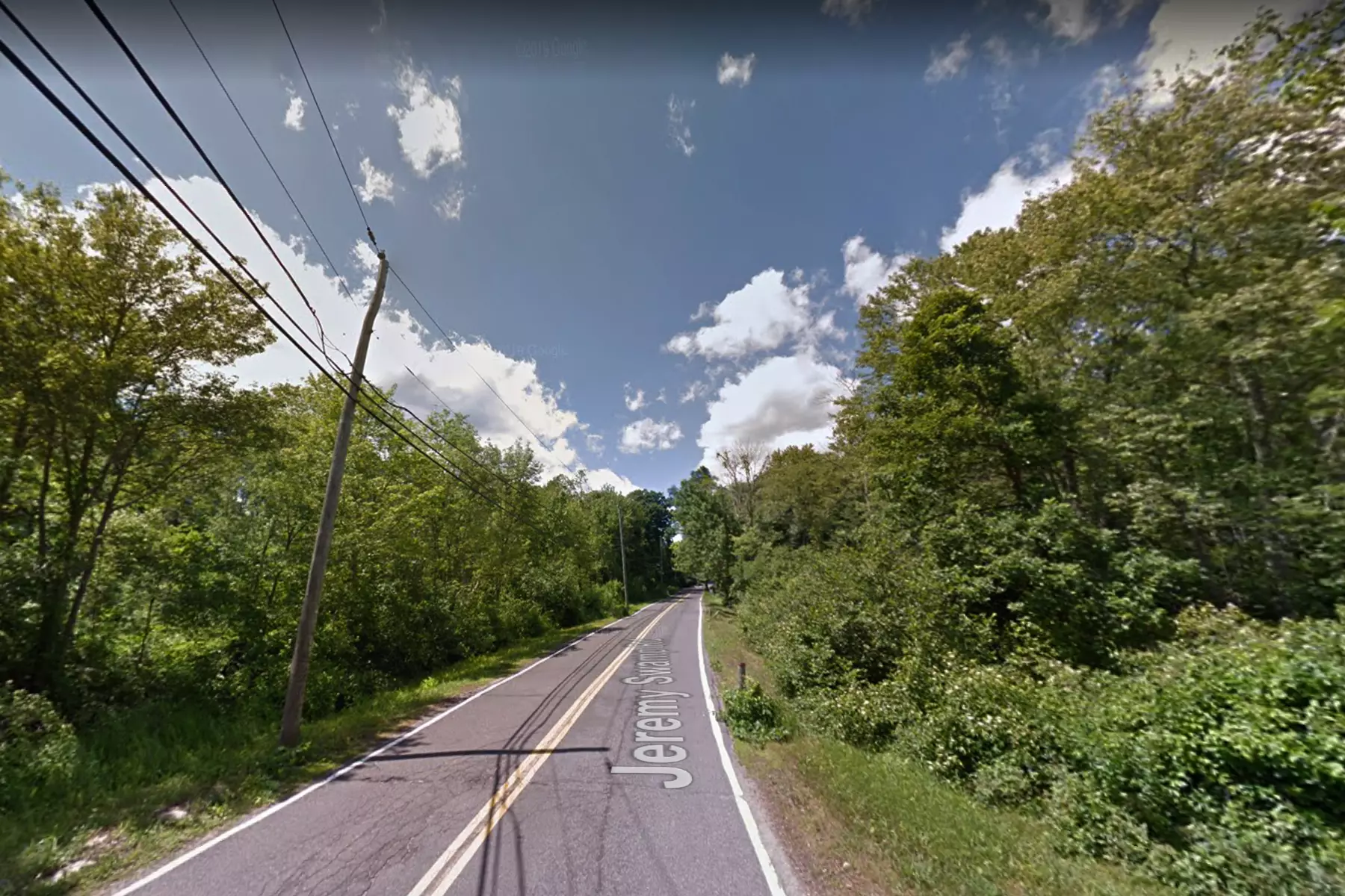 Jeremy Swamp Road na Southbury, CT dị ka a hụrụ na Google Maps Streetview