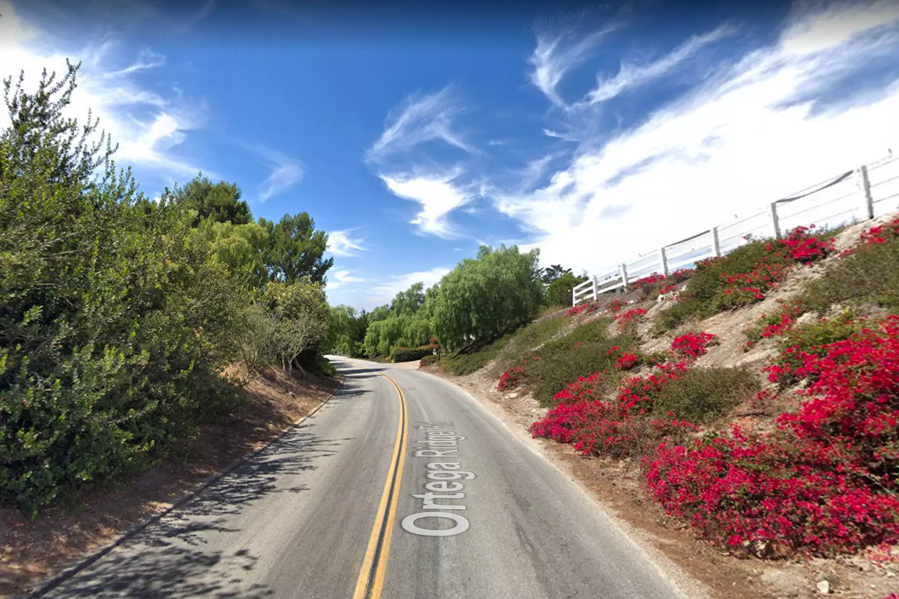 Barabara ya Ortega Ridge huko Montecito, California kama inavyoonekana kutoka kwa Streetview ya Ramani za Google