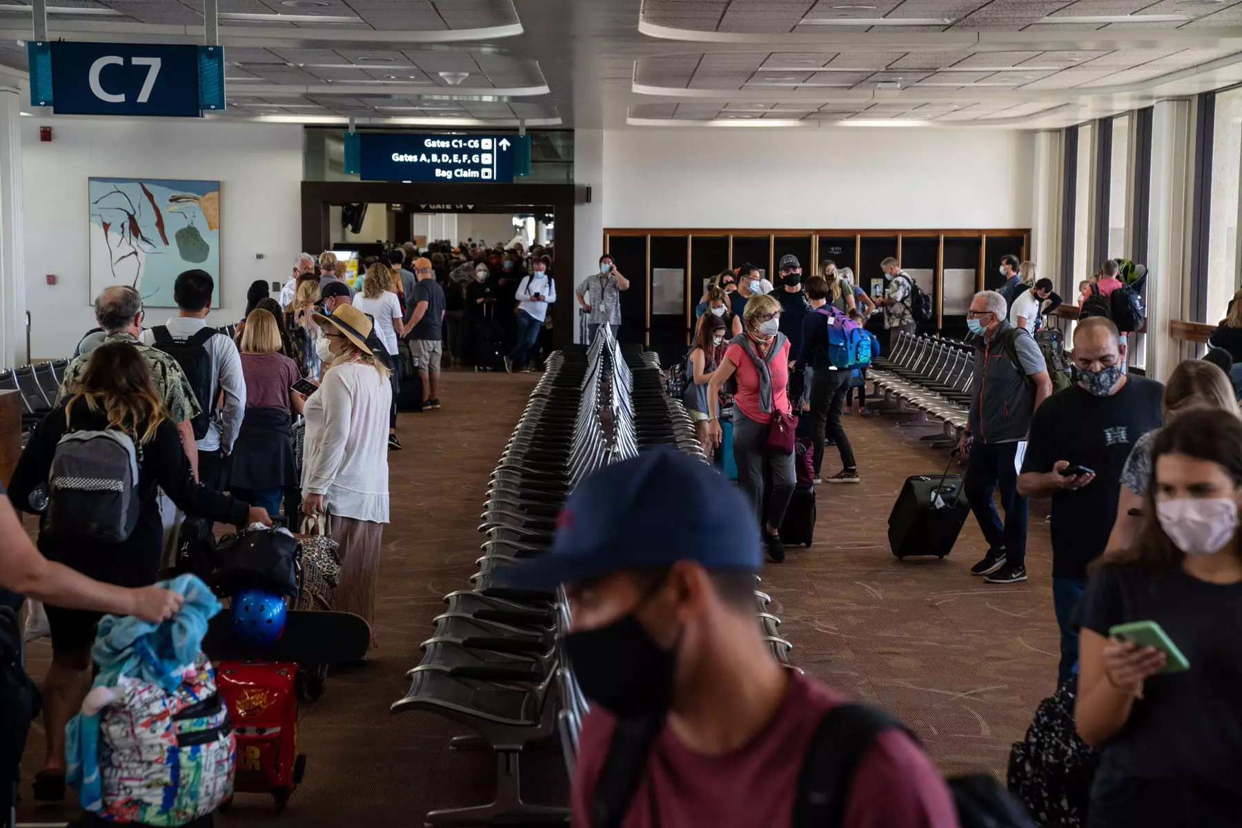 tłumy na międzynarodowym lotnisku w Honolulu