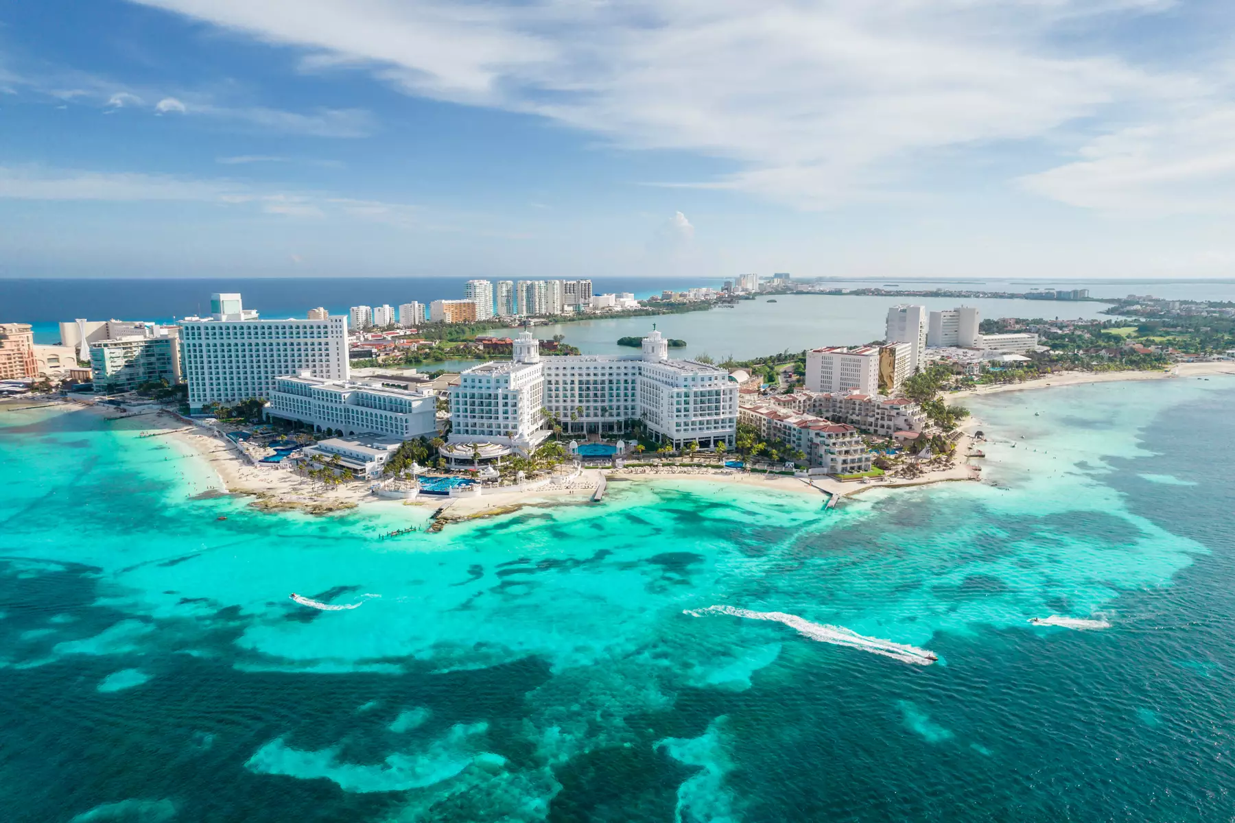 Panorāmas skats no gaisa uz Kankunas pludmali un pilsētas viesnīcu zonu Meksikā. Karību jūras krasta ainava Meksikas kūrortā ar pludmali Playa Caracol un Kukulcan ceļu. Riviera Maya Quintana Roo reģionā Jukatanas pussalā