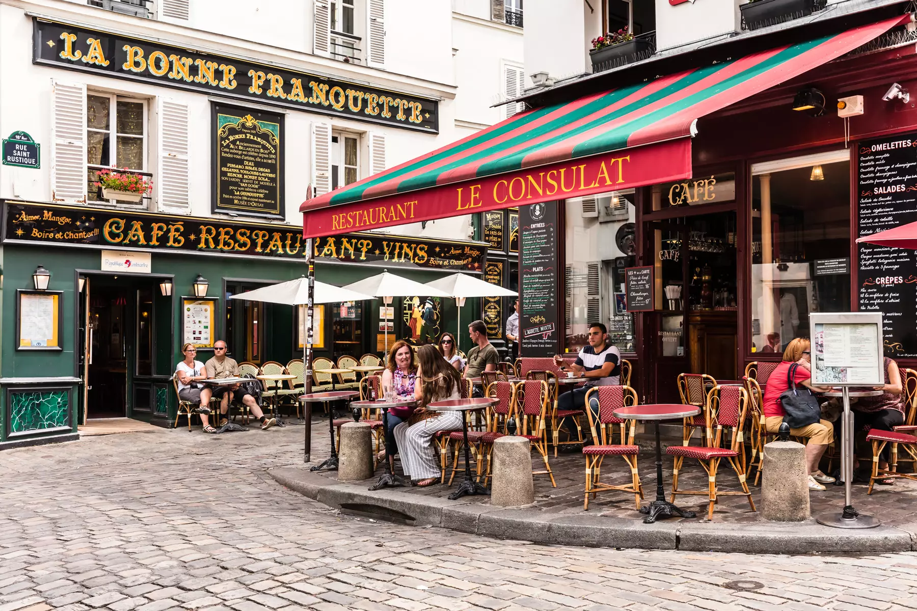 Büyüleyici restoran Le Consulat, Paris, Fransa'daki Montmartre tepesinde