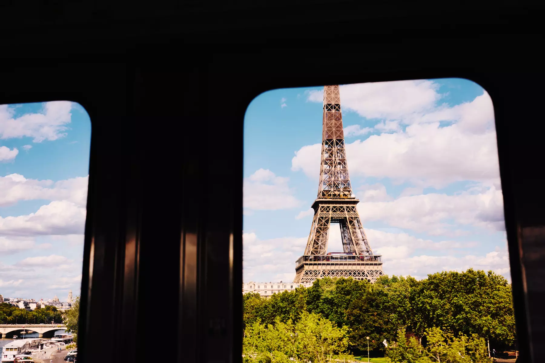 Eiffelova veža videná cez okno vlaku
