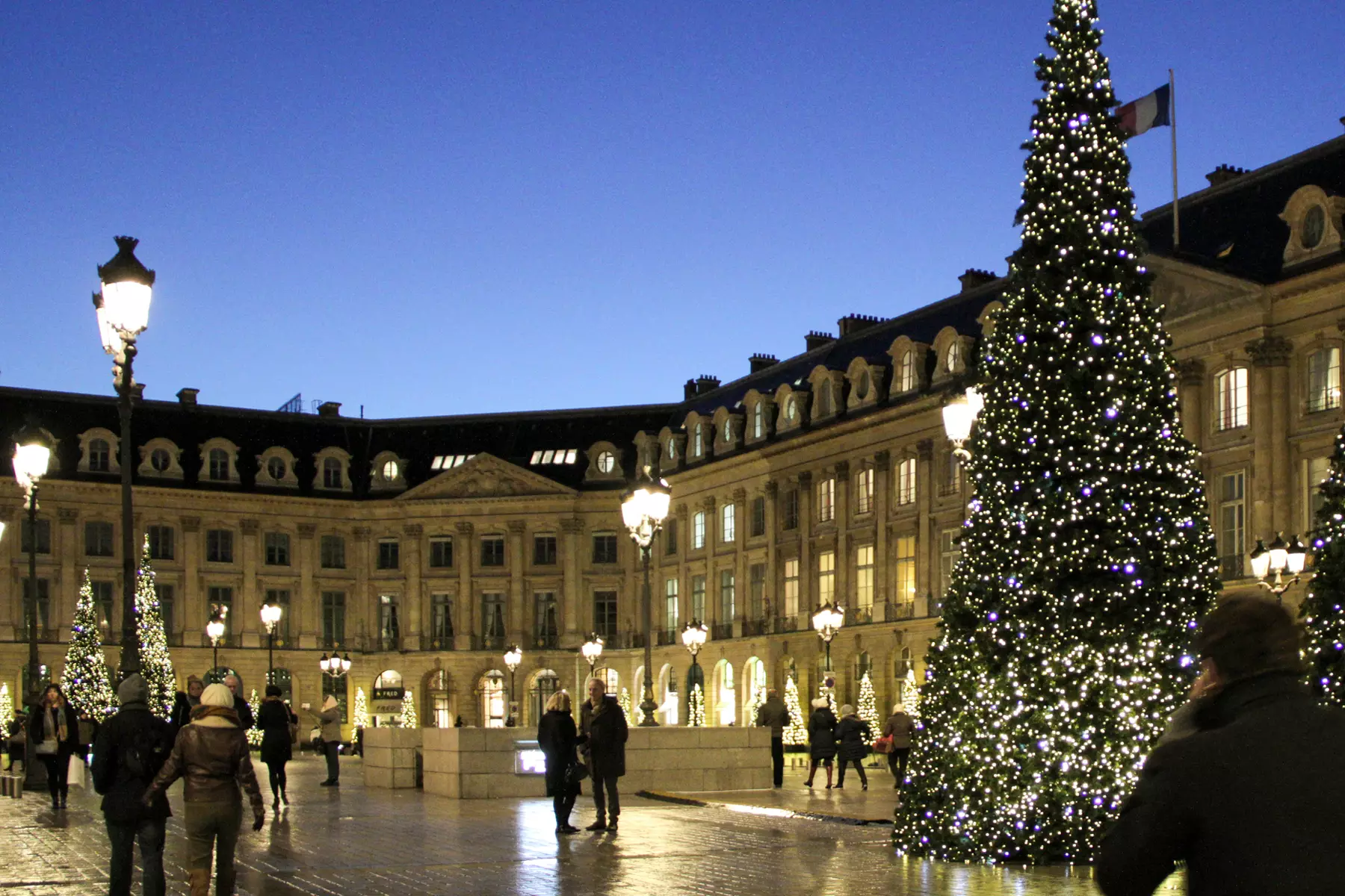 Rano uveče Place Vendome sa božićnim drvcem u decembru