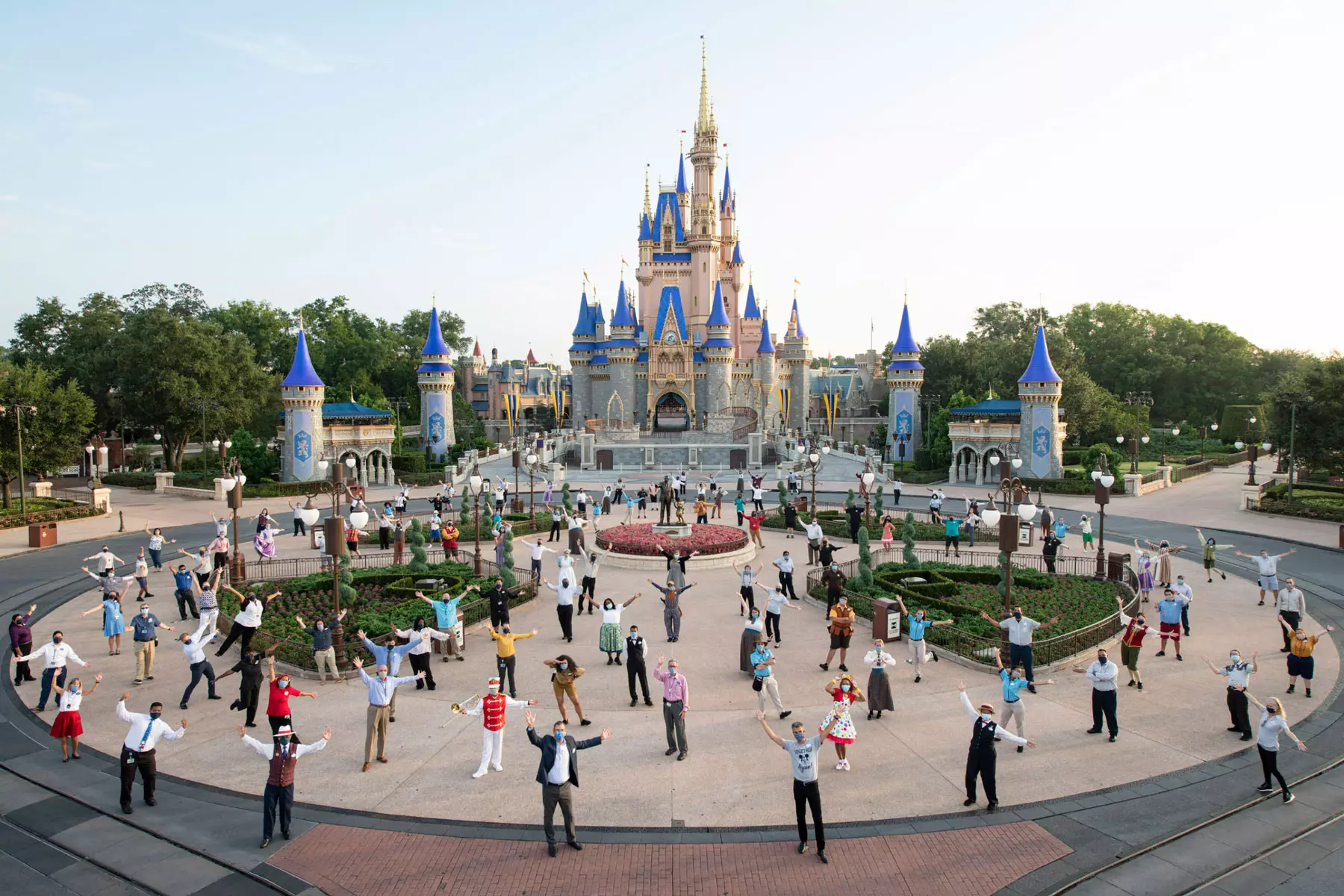 Mga miyembro sa cast sa Disney atubangan sa Magic Kingdom sa Disney World