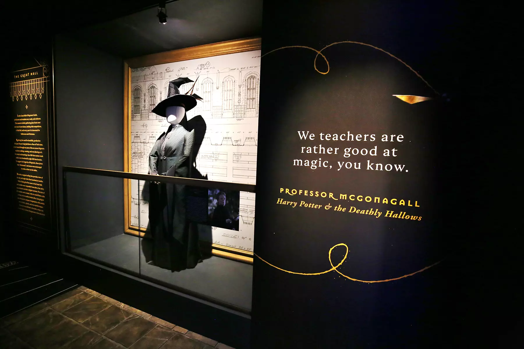 Profesorka McGonagallsová se obléká na výstavě Harry Potter™: The Exhibition ve Franklin Institute