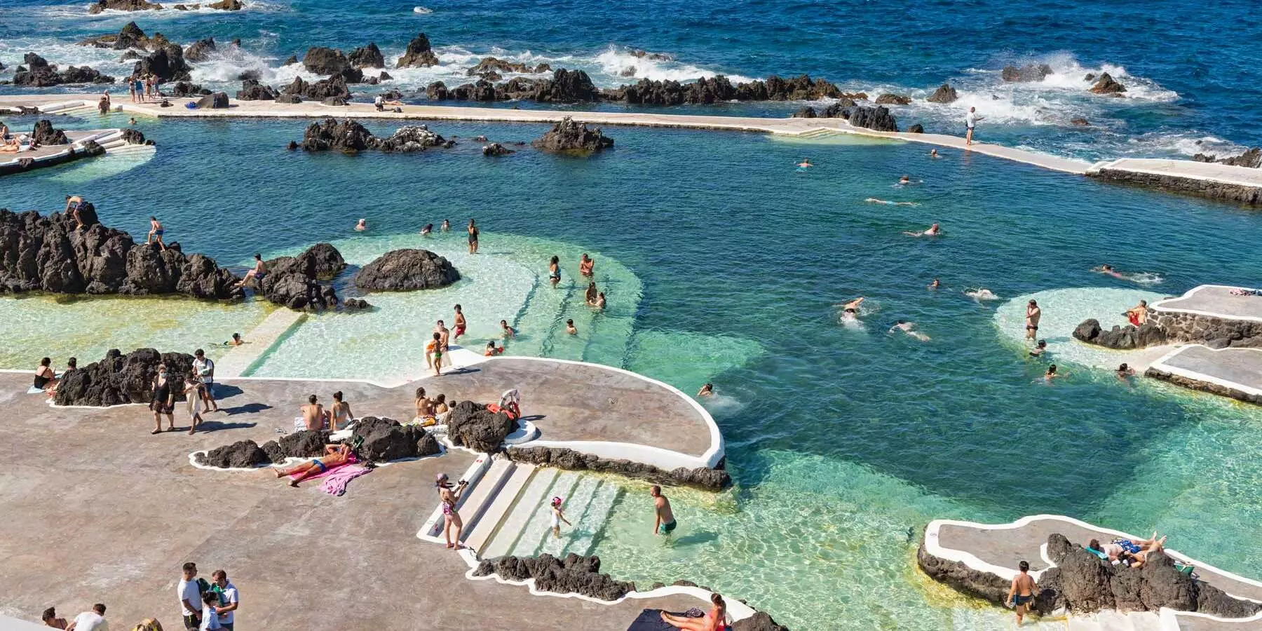 Menjelajahi Pantai, Kebun Anggur, dan Kota Tenang di Kepulauan Madeira Portugal