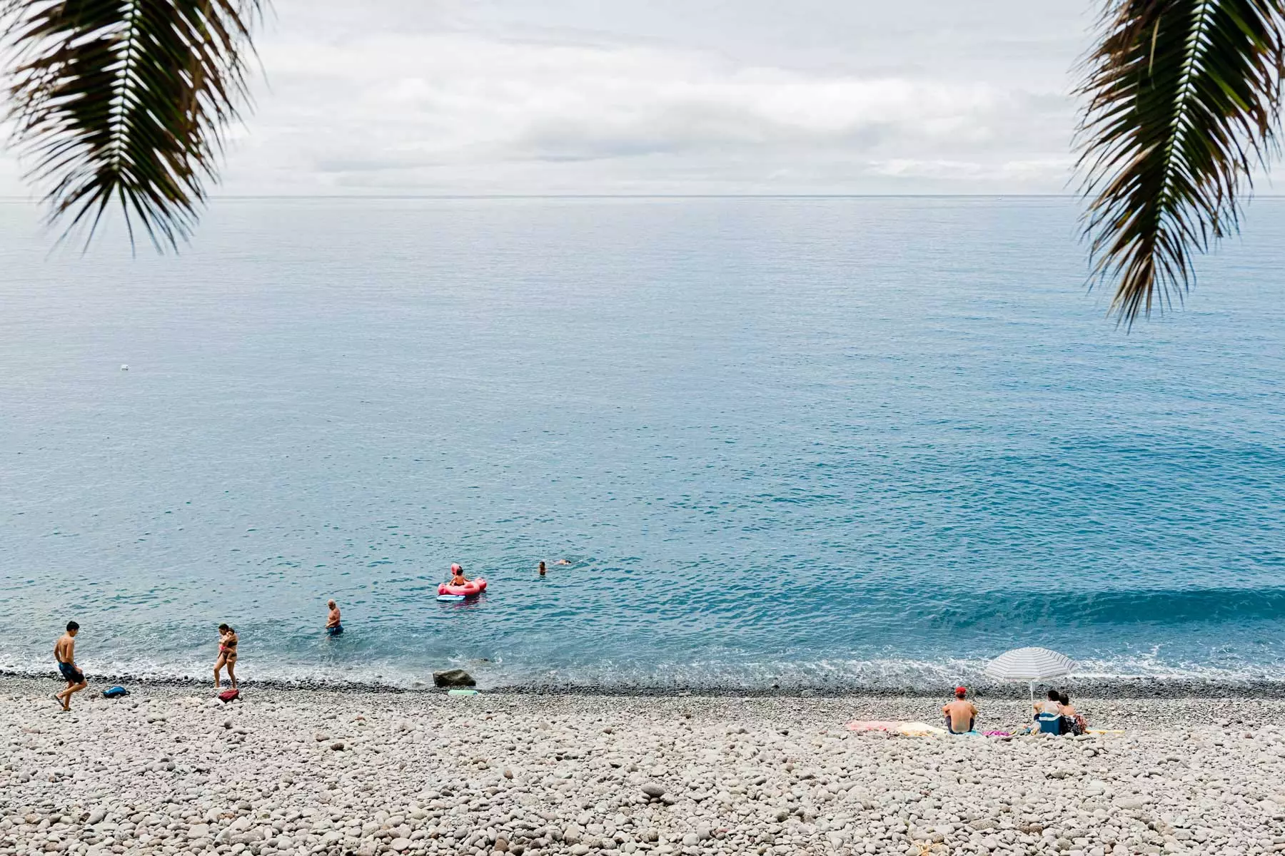 Пливачи на плажата Фаја дос Падрес, во Мадеира, Португалија