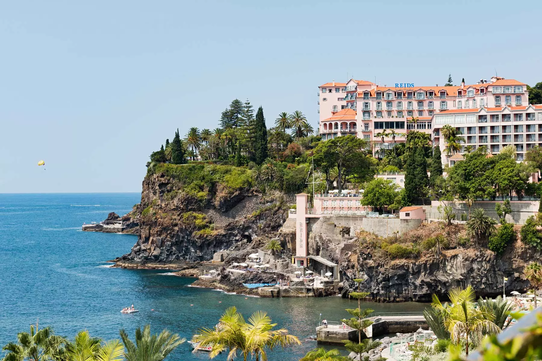 Reid's Palace, yomwe ili pamwamba pa thanthwe ku Funchal, Madeira