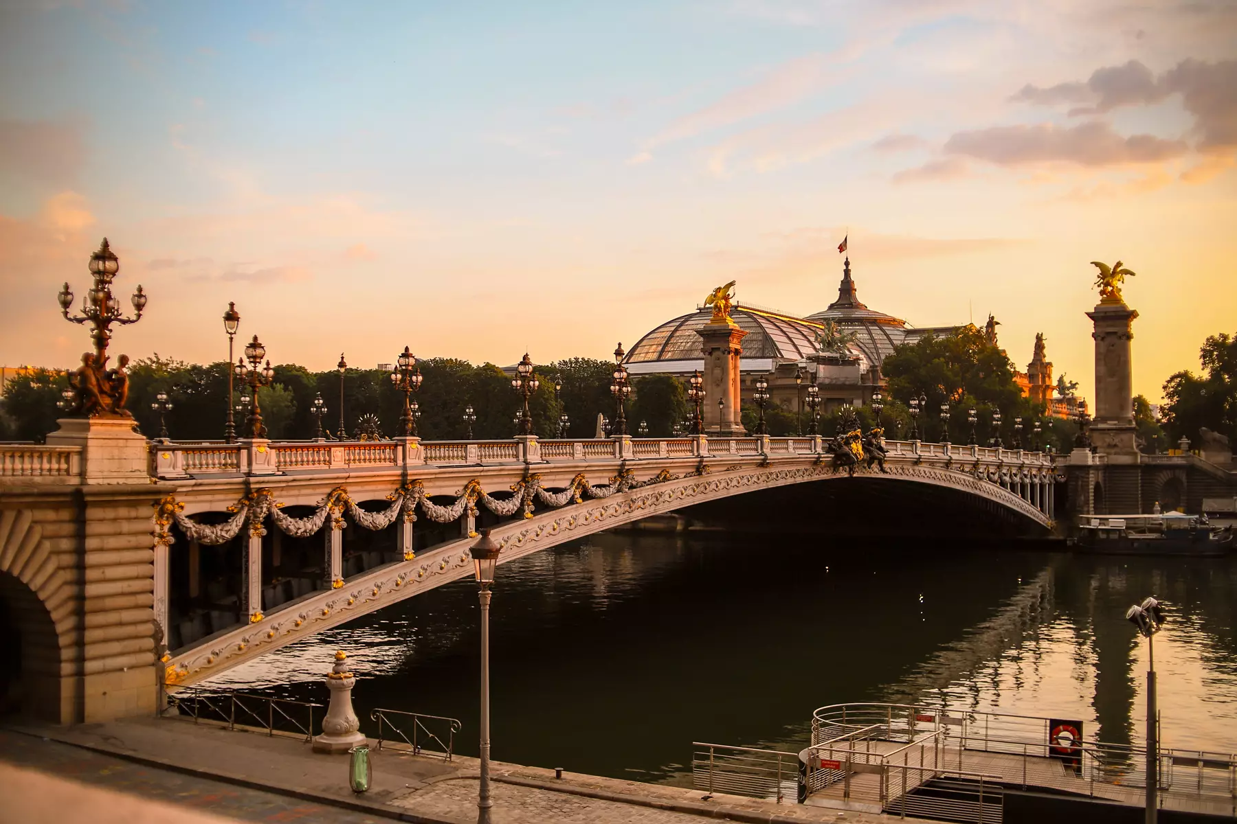 Pont Alexandre III amin'ny fiposahan'ny masoandro, Paris, Frantsa