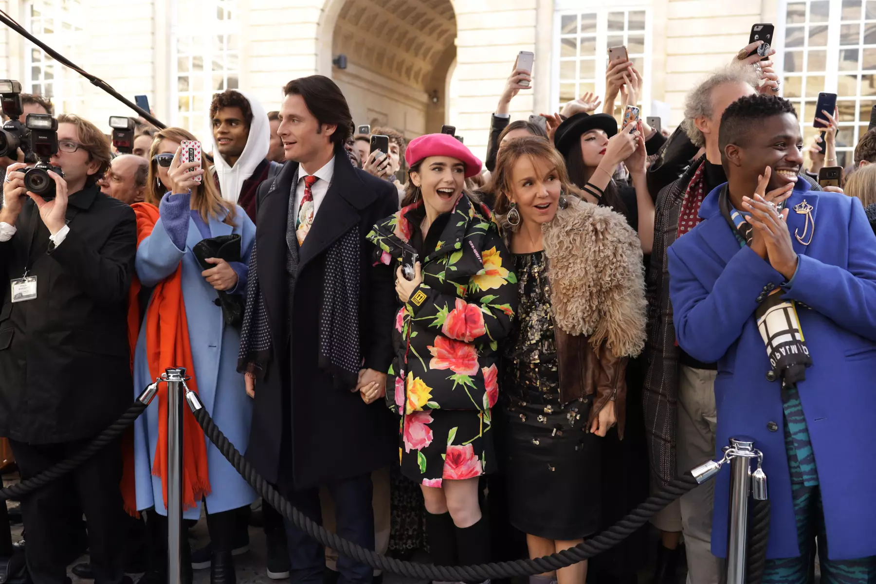 EMILY IN PARIS (L la D) WILLIAM ABADIE ca ANTOINE, LILY COLLINS ca EMILY, PHILIPPINE LEROY-BEAULIEU ca SYLVIE și SAMUEL ARNOLD ca LUKE în episodul 110 din EMILY IN PARIS.