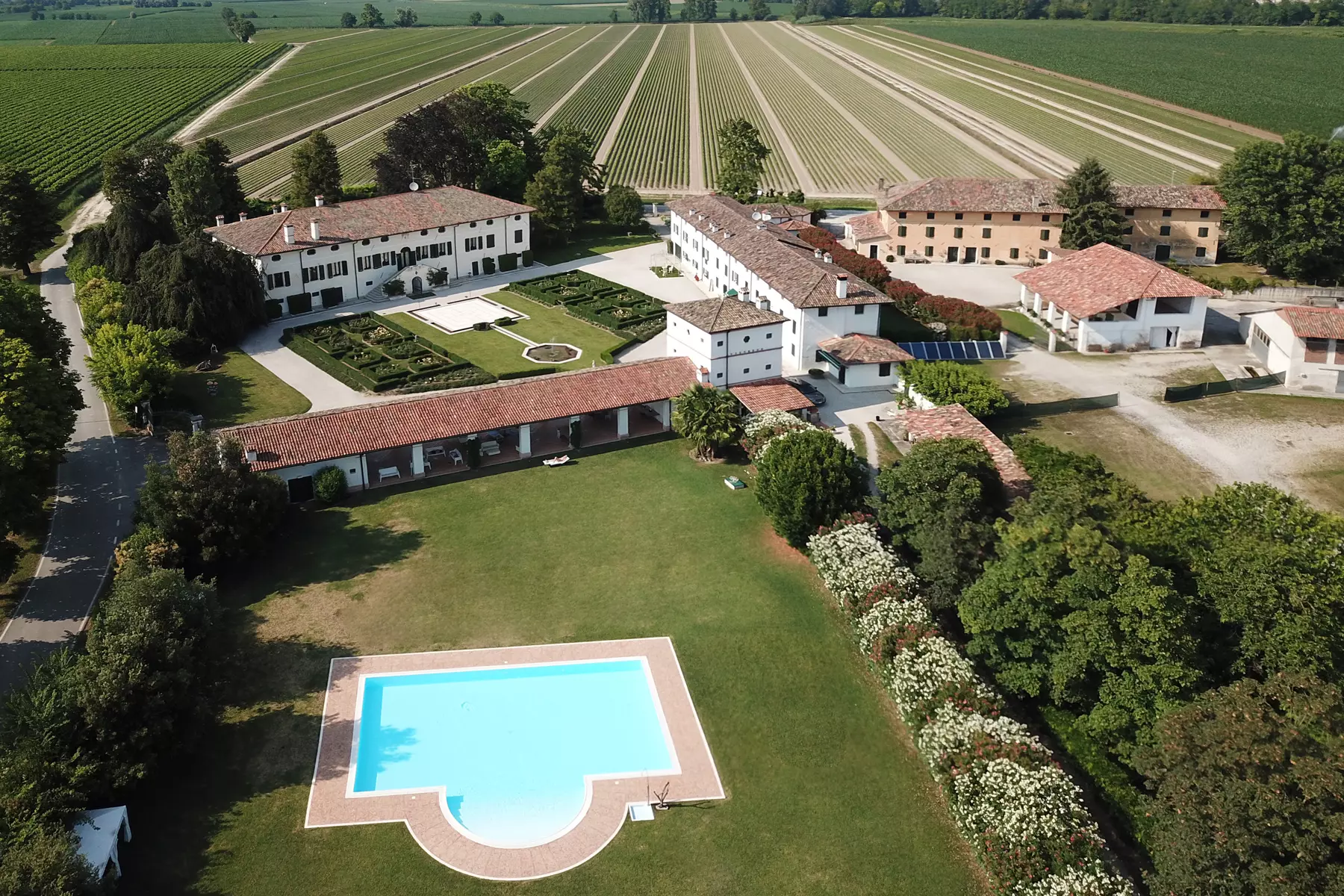 Aerial view ng Prosecco vineyard at home estate sa Italy