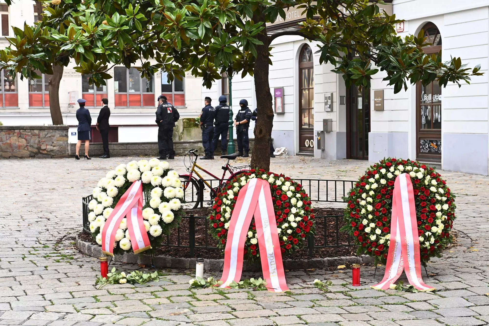 Wieńce złożone dla ofiar strzelaniny wiedeńskiej