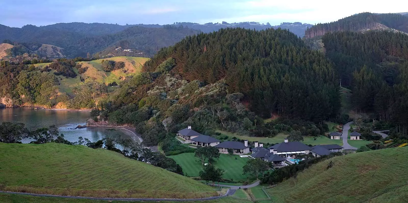 在新西蘭的海倫娜灣小屋與羊駝和皮划艇在海豚中徒步旅行