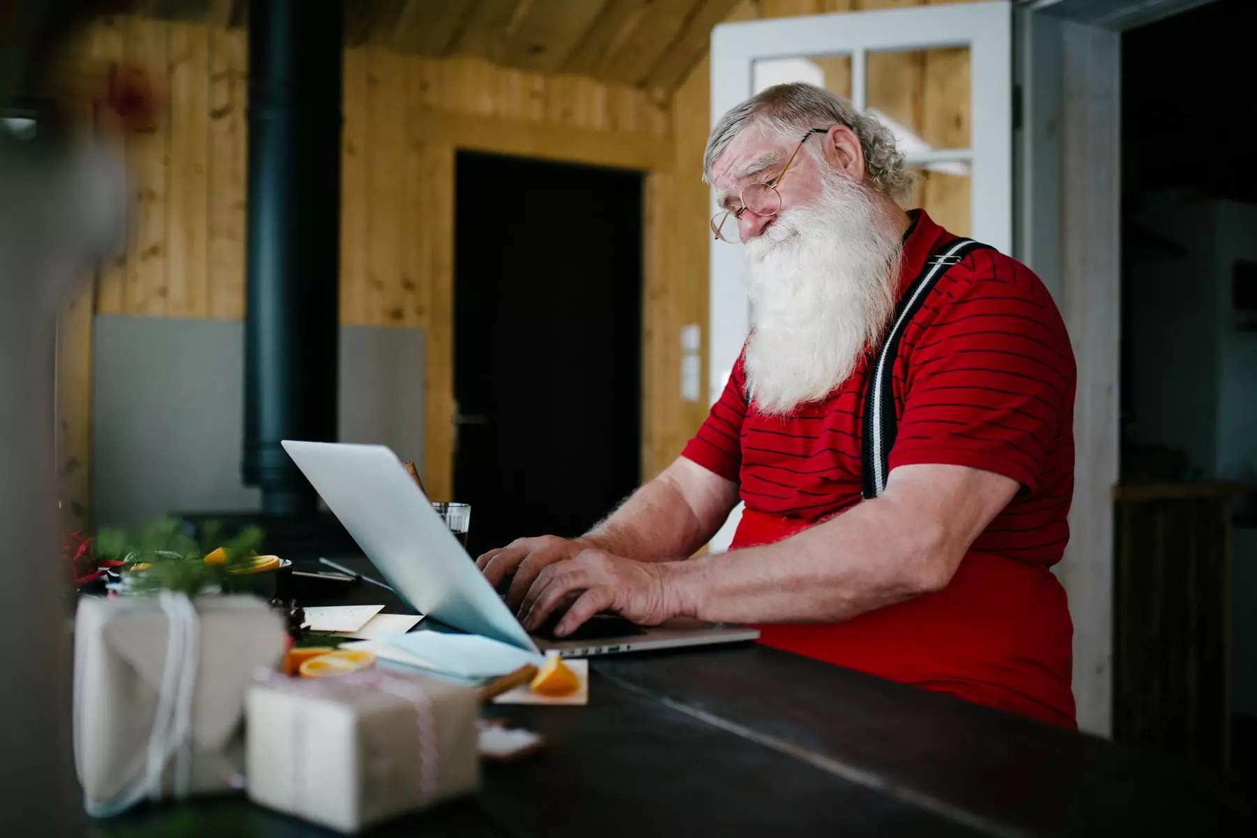 Санта-Клаус с помощью портативного компьютера