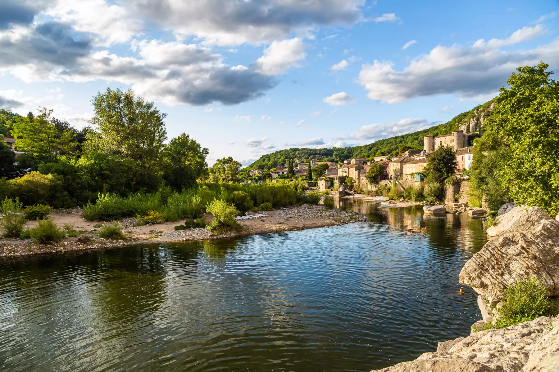 Afon Ardeche a hen bentref Vogüé, Ffrainc