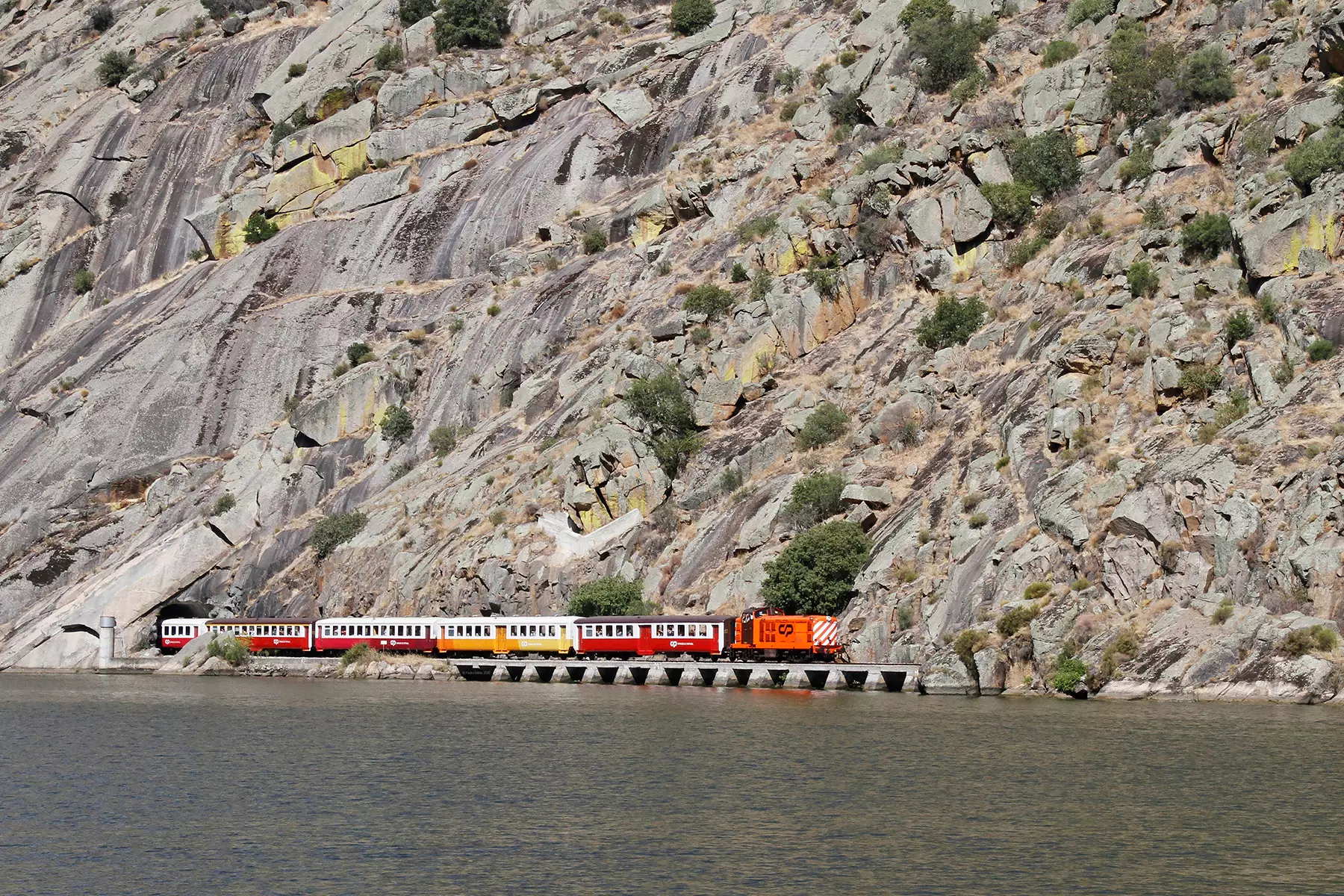 Línia de ferrocarril de MiraDuoro de Portugal