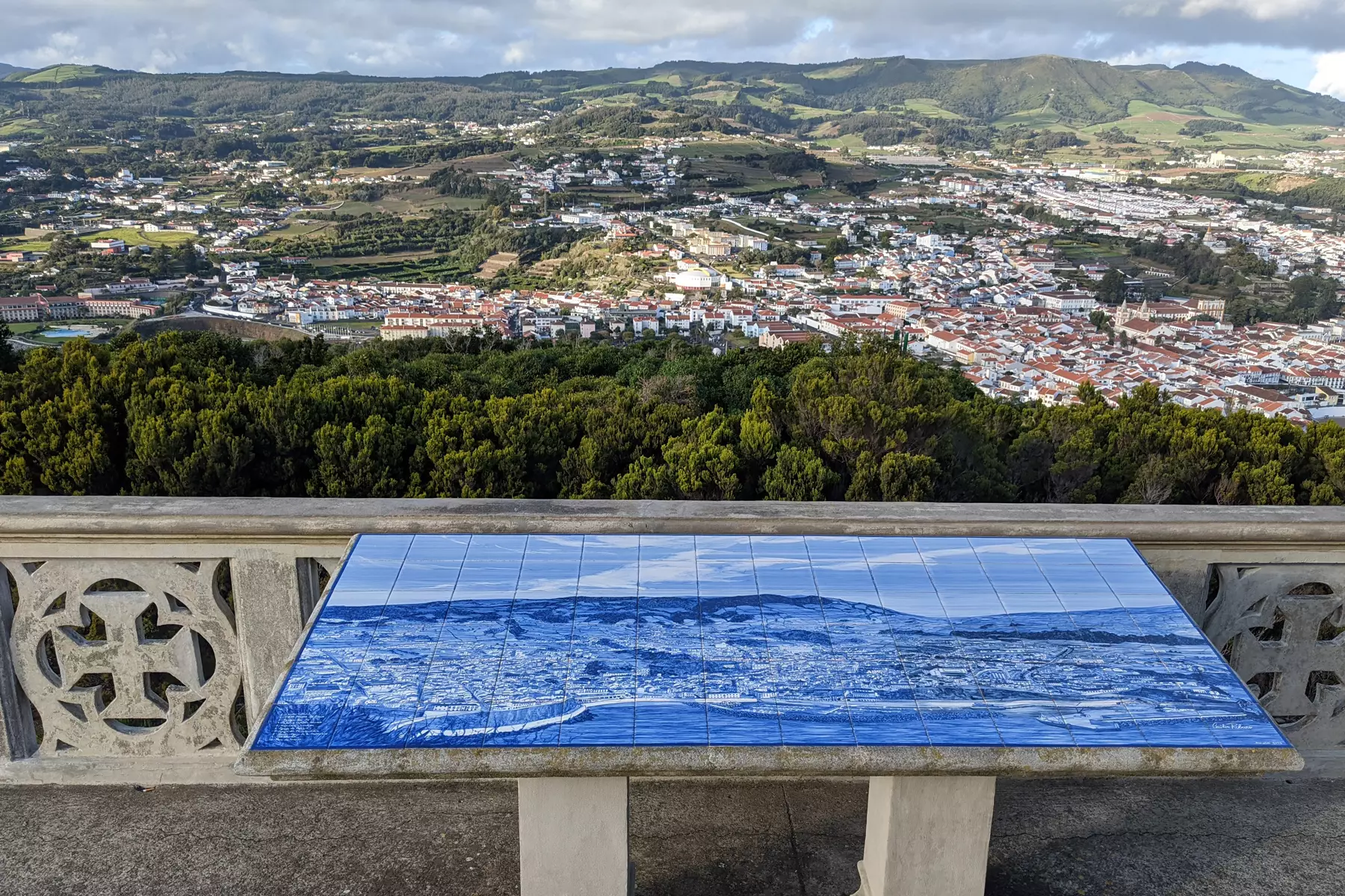 Portugal overlooking toj roob hauv pes