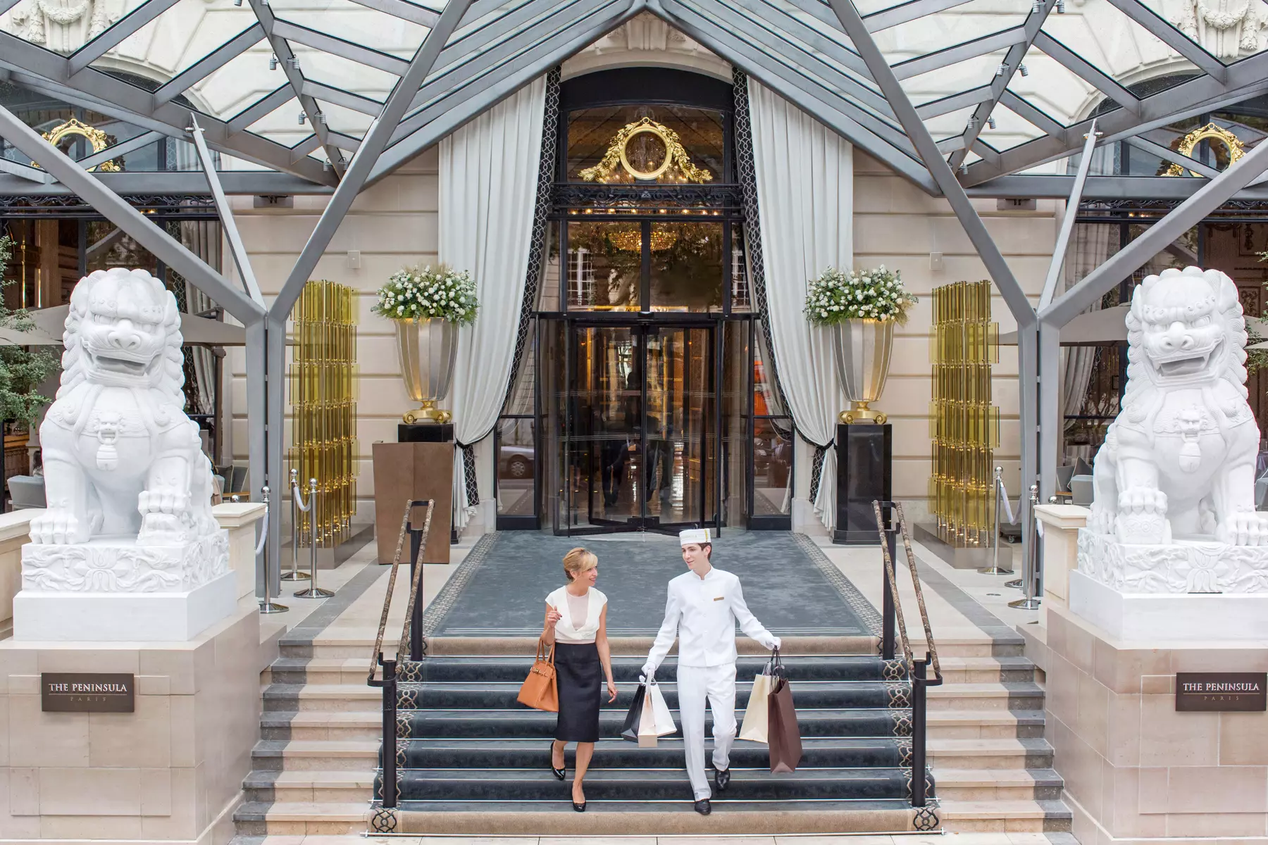 Iranlọwọ Concierge ni The Peninsula Paris