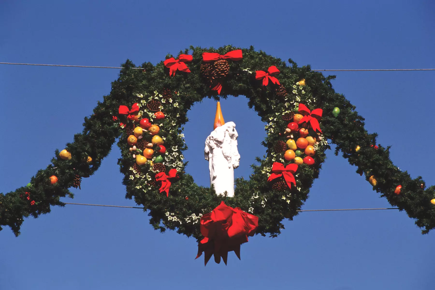 Isang Christmas garland ang nakasabit sa Main Street sa Magic Kingdom