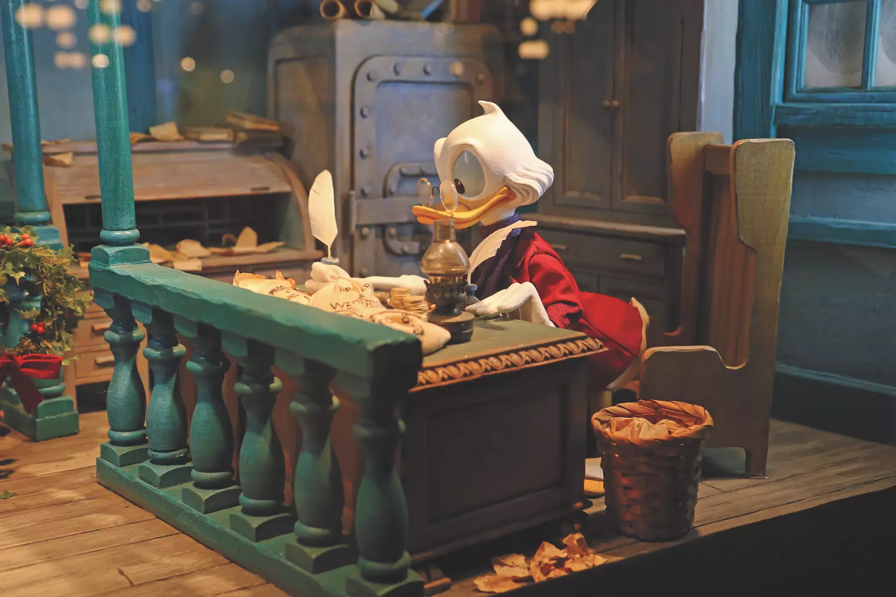 Kaczor Donald jako Scrooge w oknie Mickey w Magic Kingdom