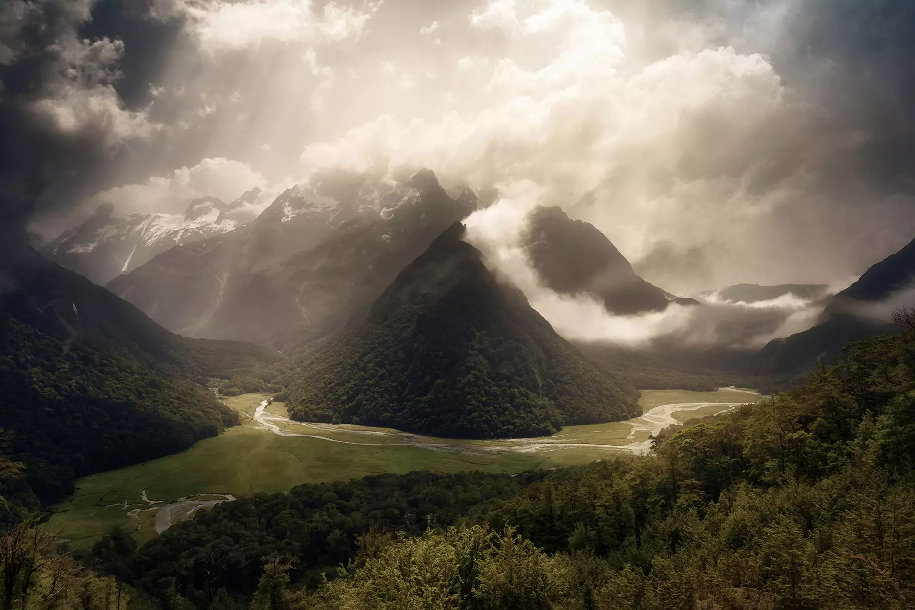 Mojawapo ya njia nzuri sana nchini New Zealand, Wimbo wa Routeburn, pamoja na bonde hili ambalo ni la filamu.