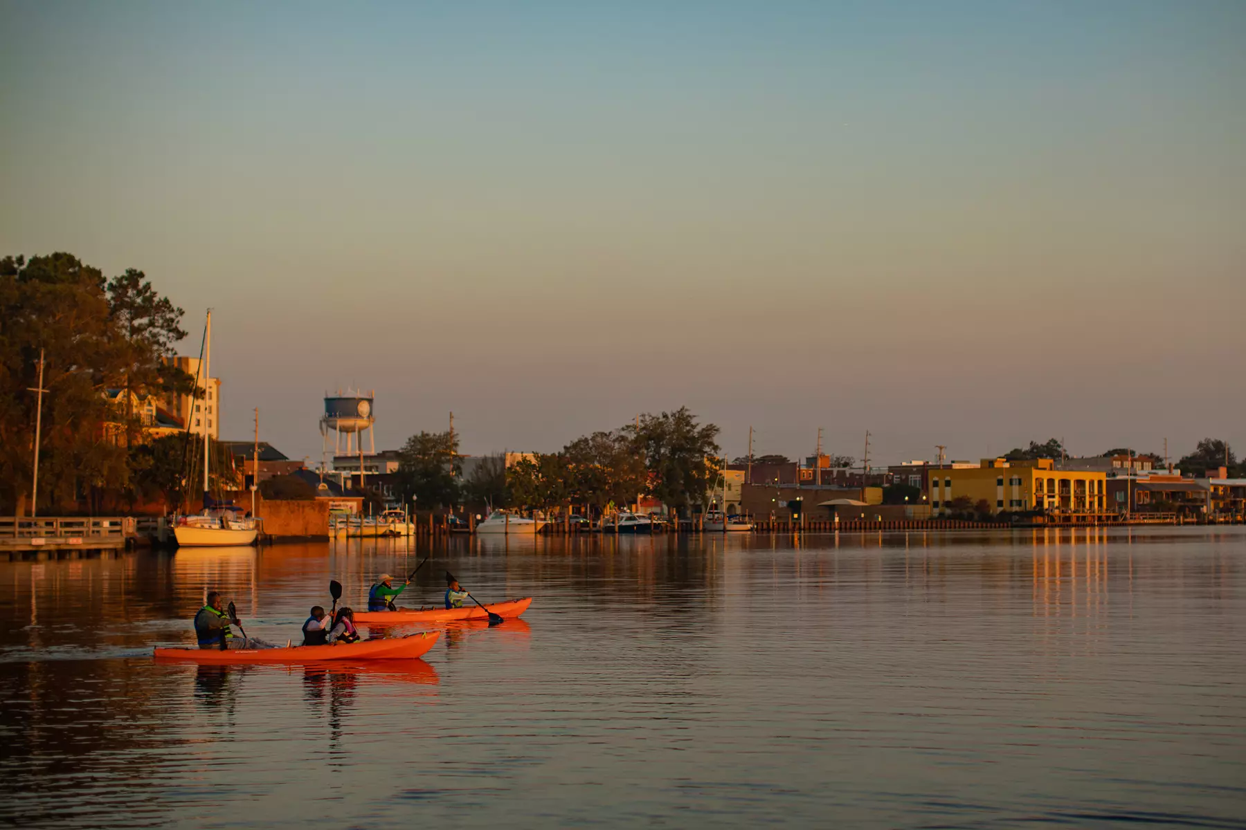 Qoysaska kayak ee biyaha u dhow Elizabeth City, NC