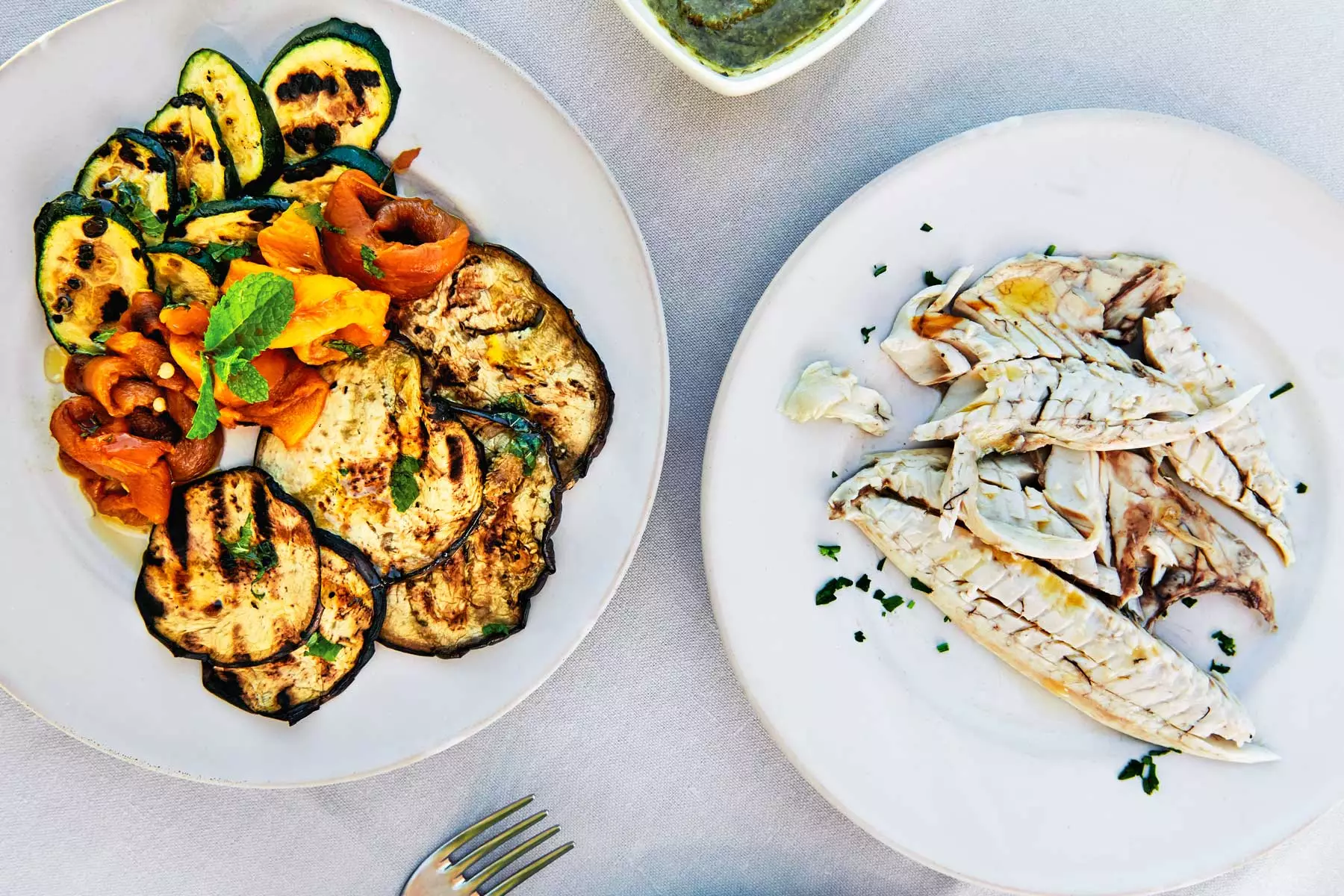 이탈리아 Puglia의 Palazzo Daniele 호텔에서 구운 야채와 생선 점심 식사