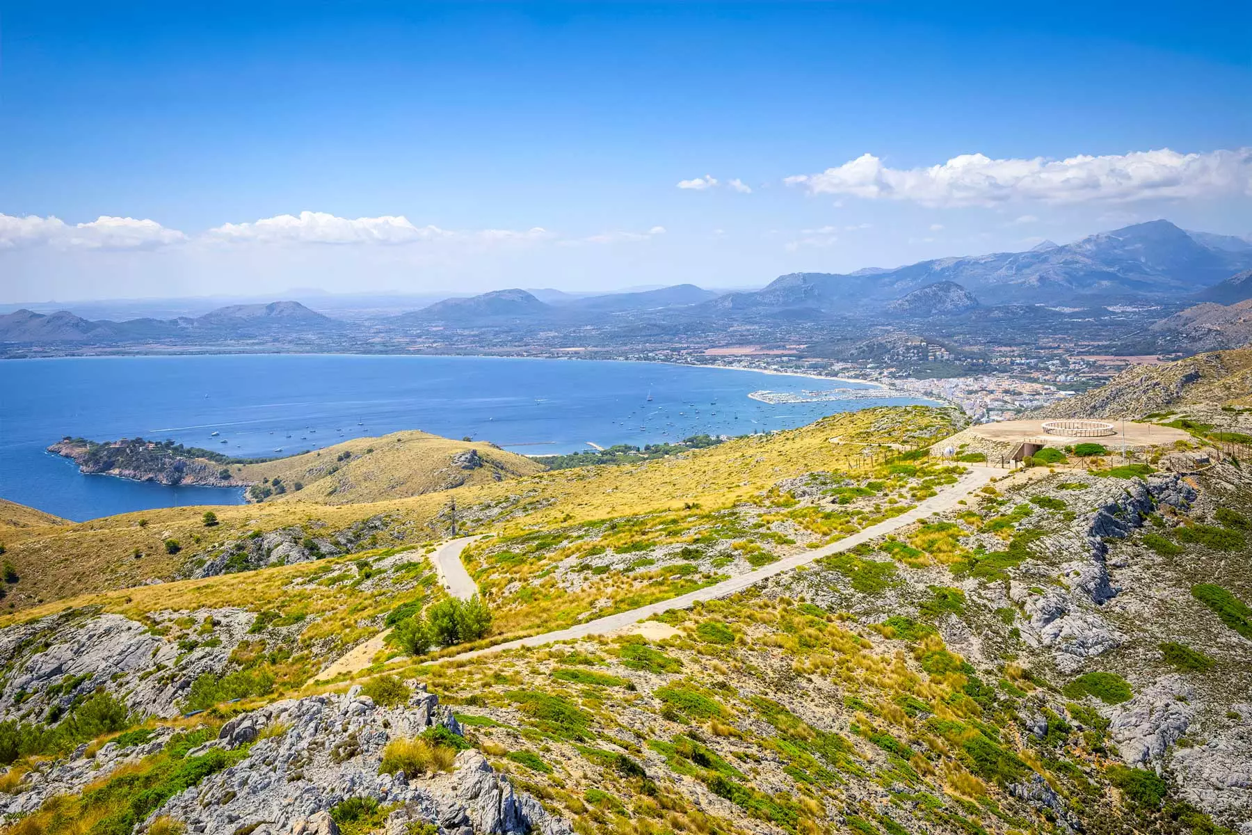 西班牙巴利阿里马略卡岛上的 Serra de Tramuntana 山脉和城镇和海湾 Port de Pollença