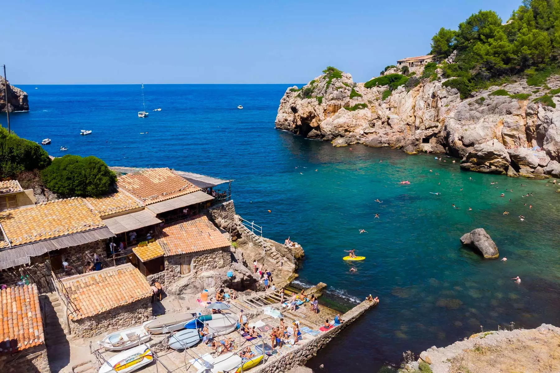 Letecký pohled, záliv Cala Deia, Deia, Serra de Tramuntana, Mallorca, Baleárské ostrovy, Španělsko