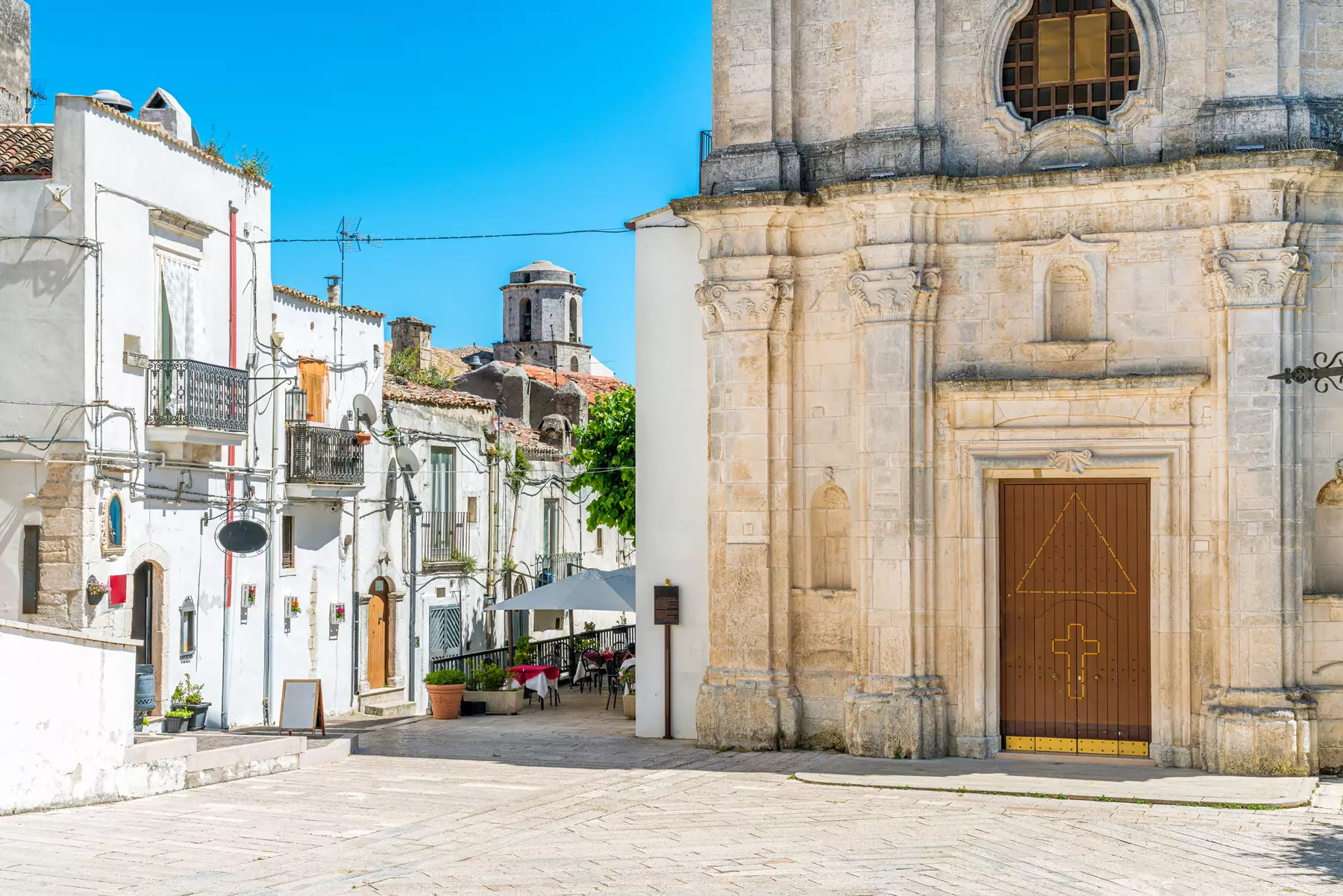 Monte Sant'Angelo'da manzaralı manzara, Foggia ilindeki antik köy, Apulia (Puglia), İtalya.