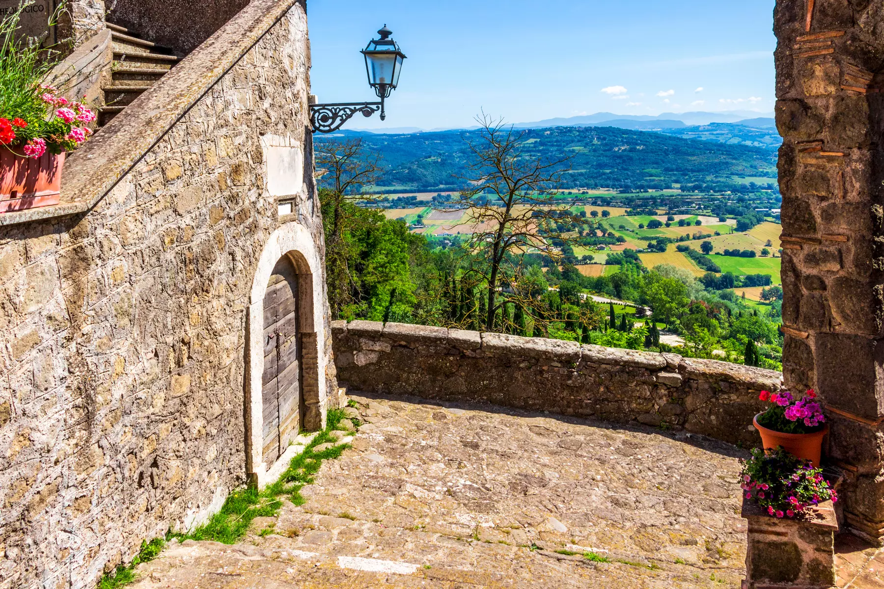 Teverina ۾ Bassano، Viterbo جو صوبو، Lazio، اٽلي، قرون وسطي جي شهر جي ديوارن مان خوبصورت بلند منظر وارو نظارو