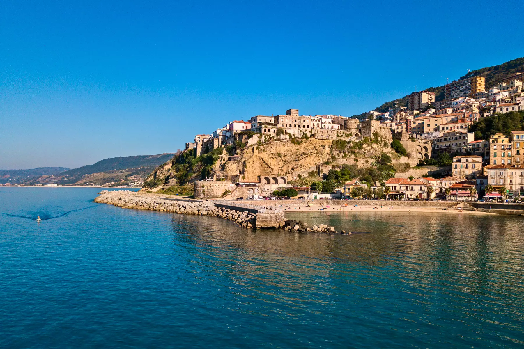 ทิวทัศน์มุมกว้างของเมืองเล็ก ๆ แห่ง Pizzo Calabro ริมทะเล บ้านบนหิน