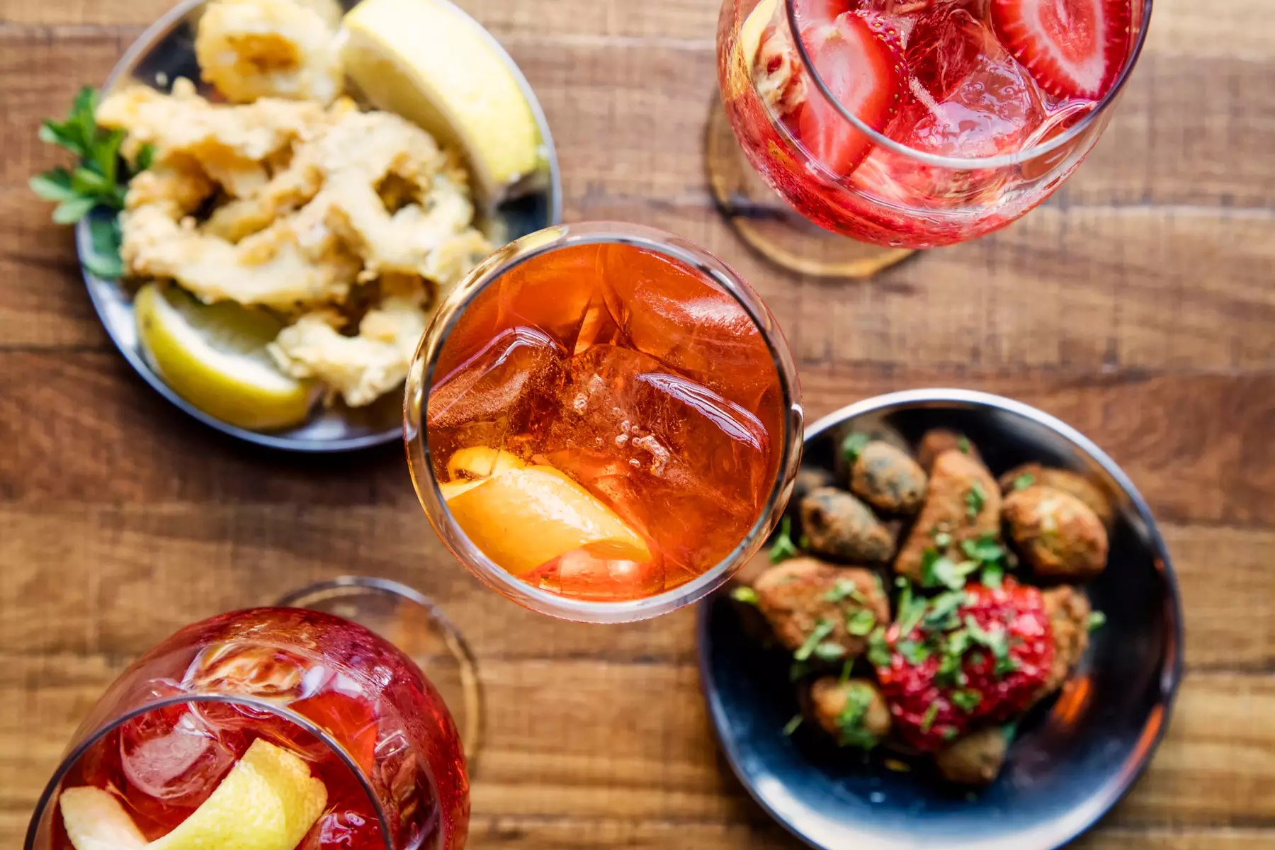 Spritz es un cóctel tradicional italiano muy popular hoy en día, que se disfruta antes o durante la cena. Es muy refrescante y tiene diferentes variaciones. Siempre se sirve en una copa de vino.