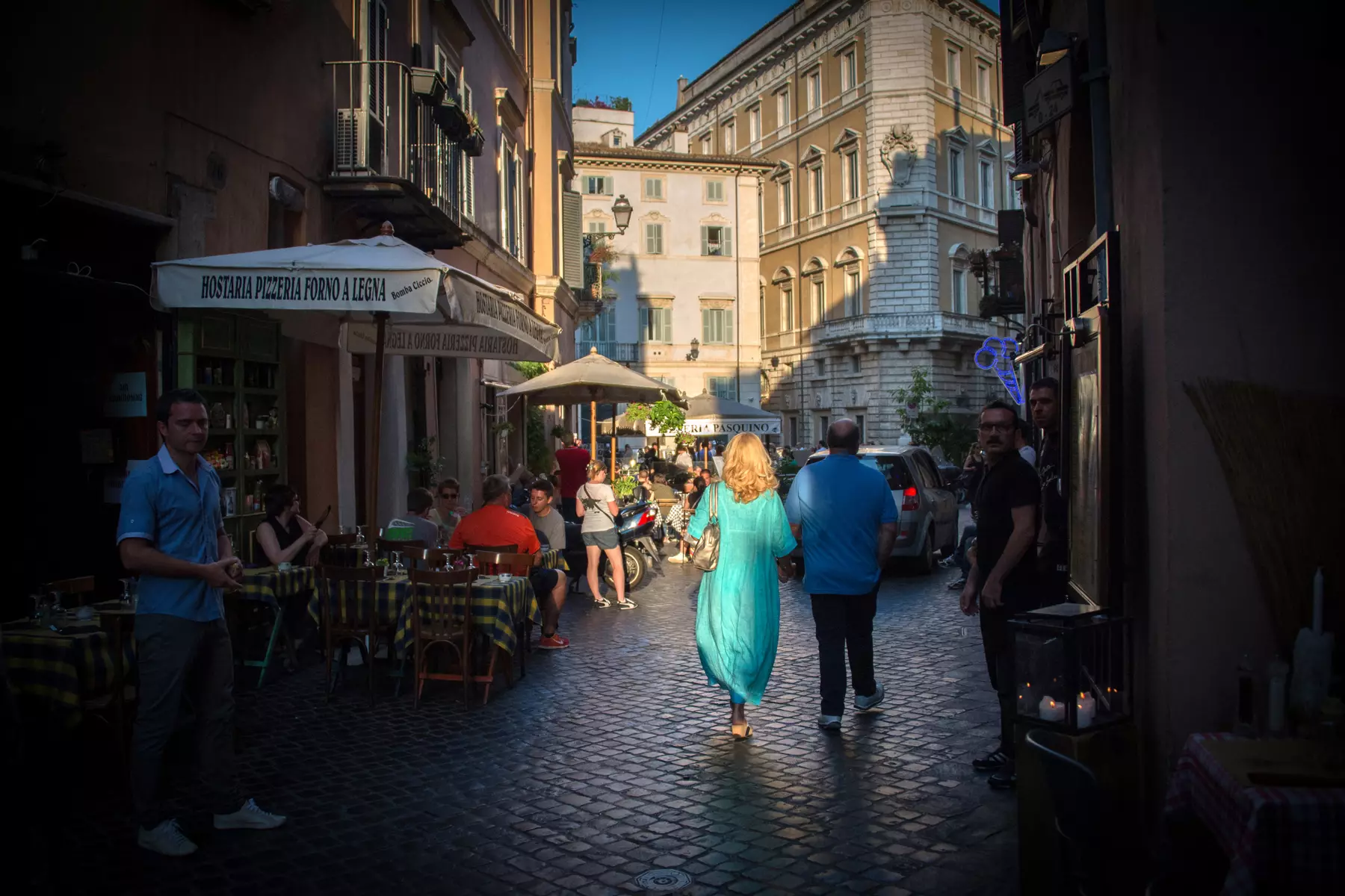 Luz de la tarde en Via del Governo Vecchio, Roma, Italia