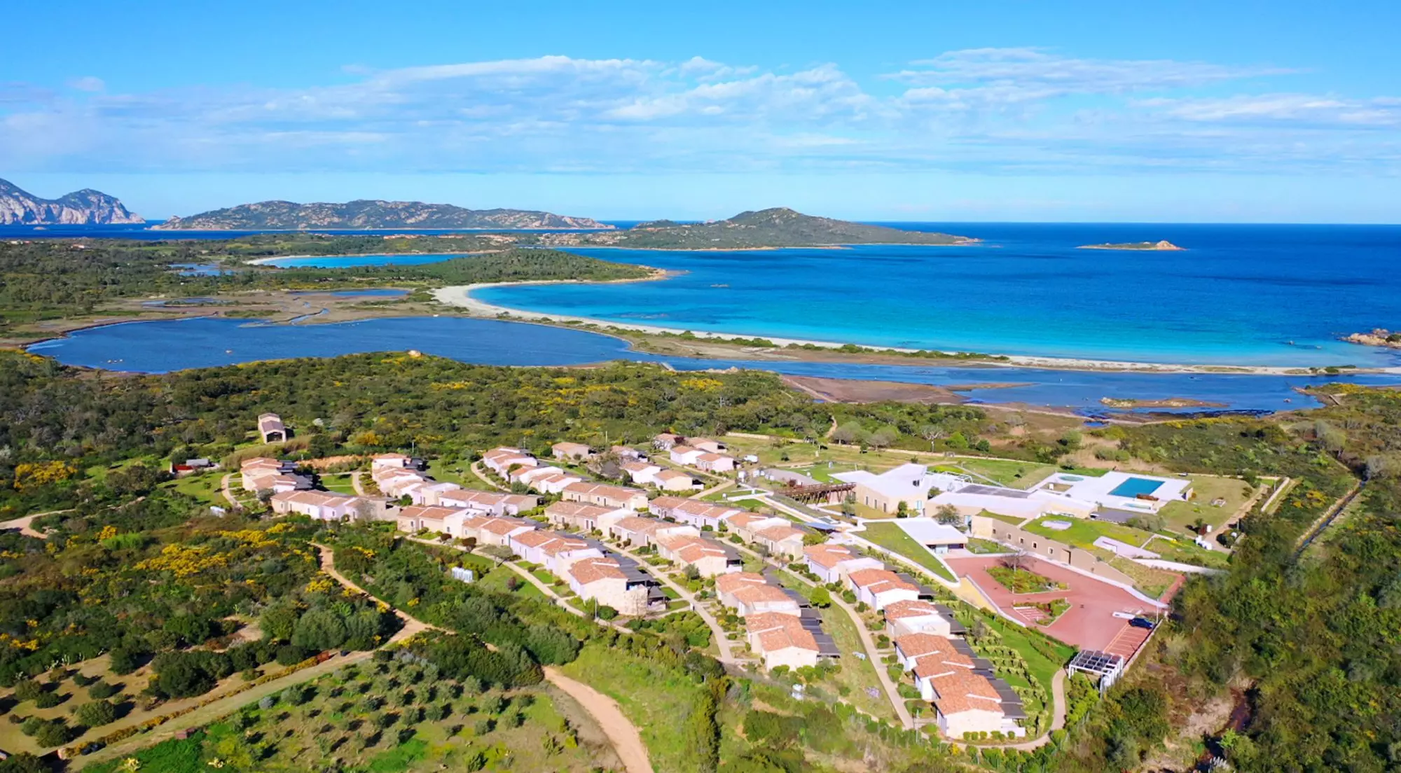 Légifelvételek a Baglioni Resort Sardiniára és a strandra